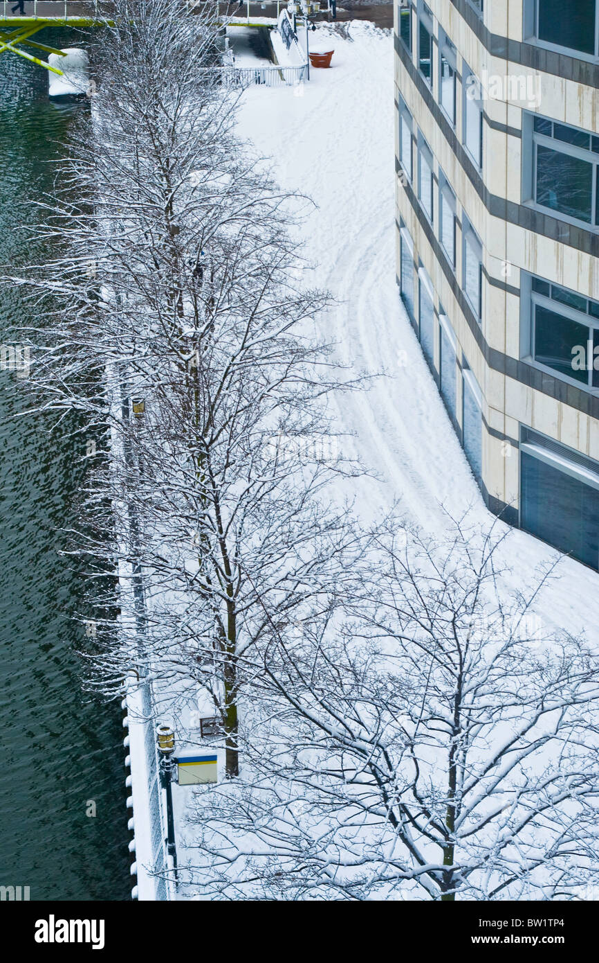 Snowy winter scene at Canary Wharf in London Stock Photo - Alamy