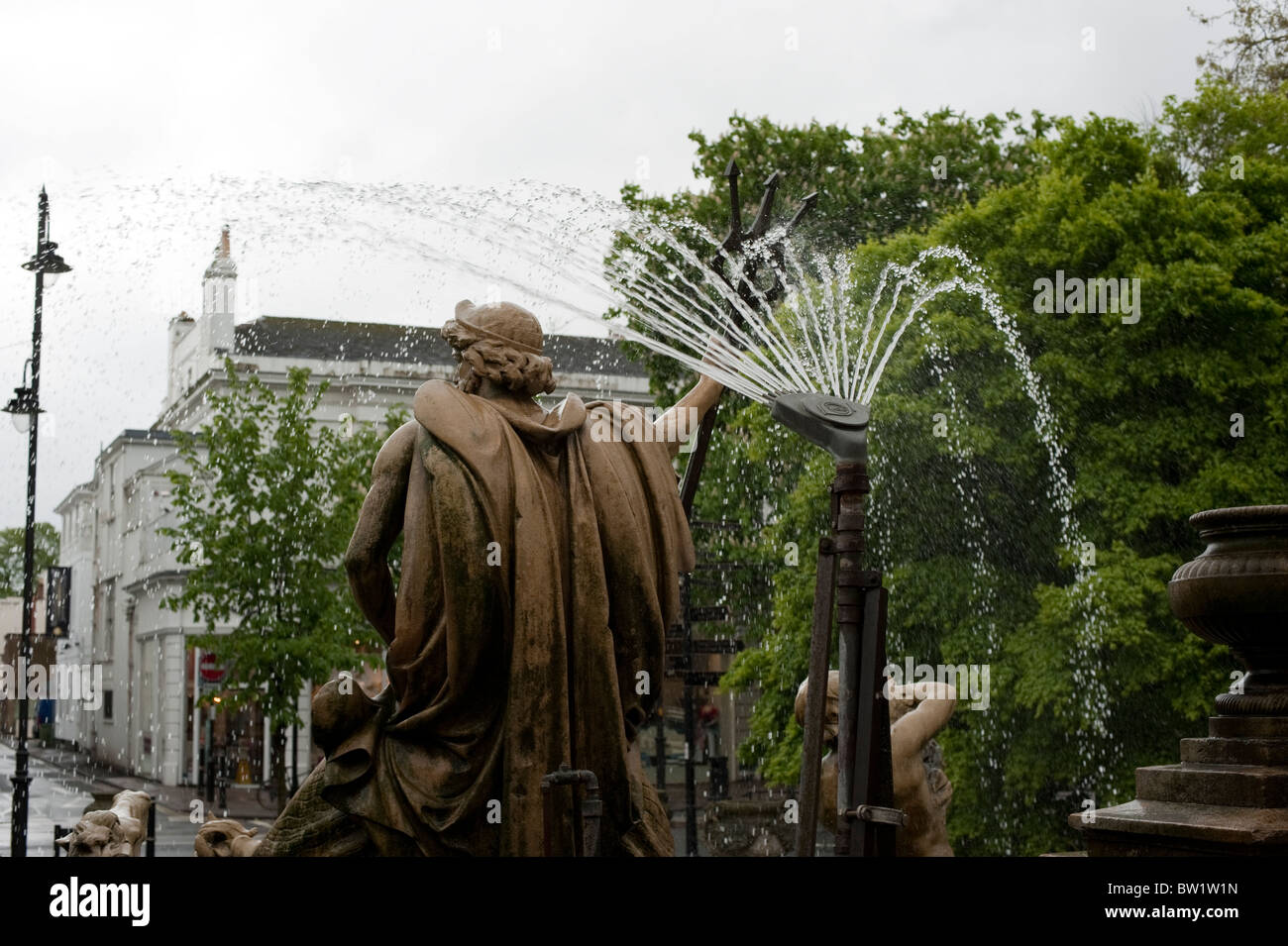 Water fountain with statue hi-res stock photography and images - Alamy