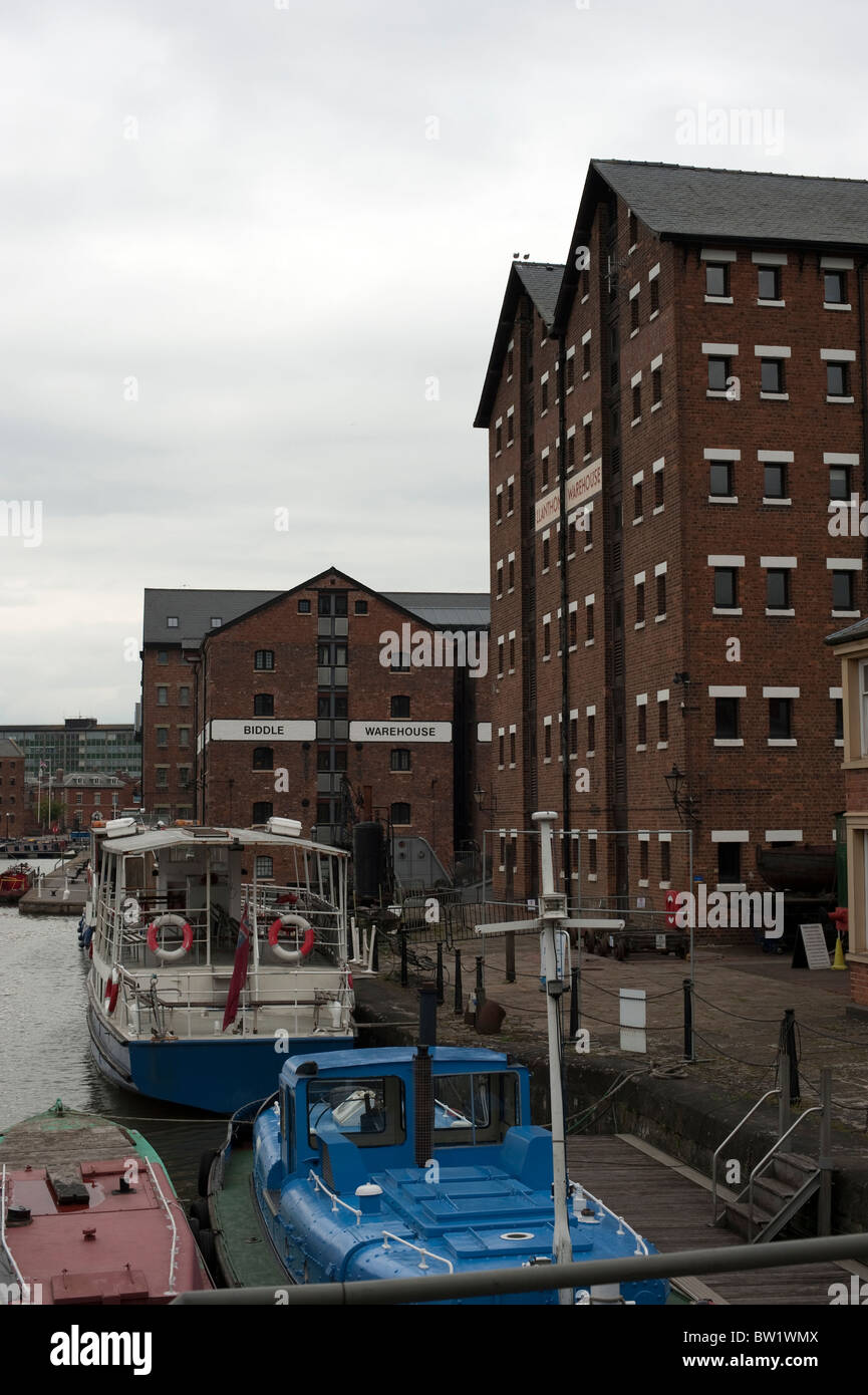 Dockside warehouses hi-res stock photography and images - Alamy