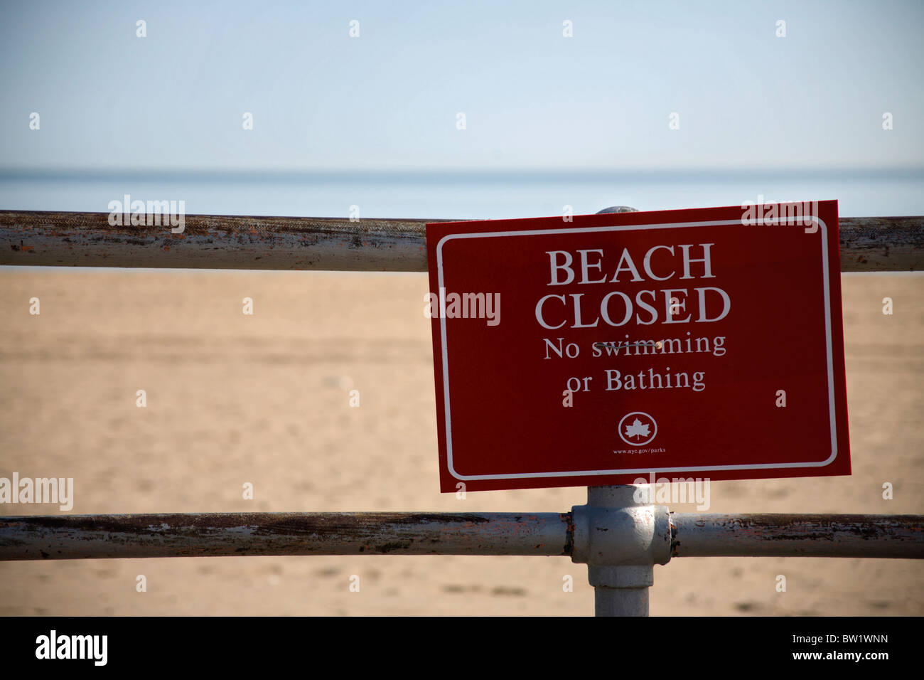 Beach closed sign hi-res stock photography and images - Alamy
