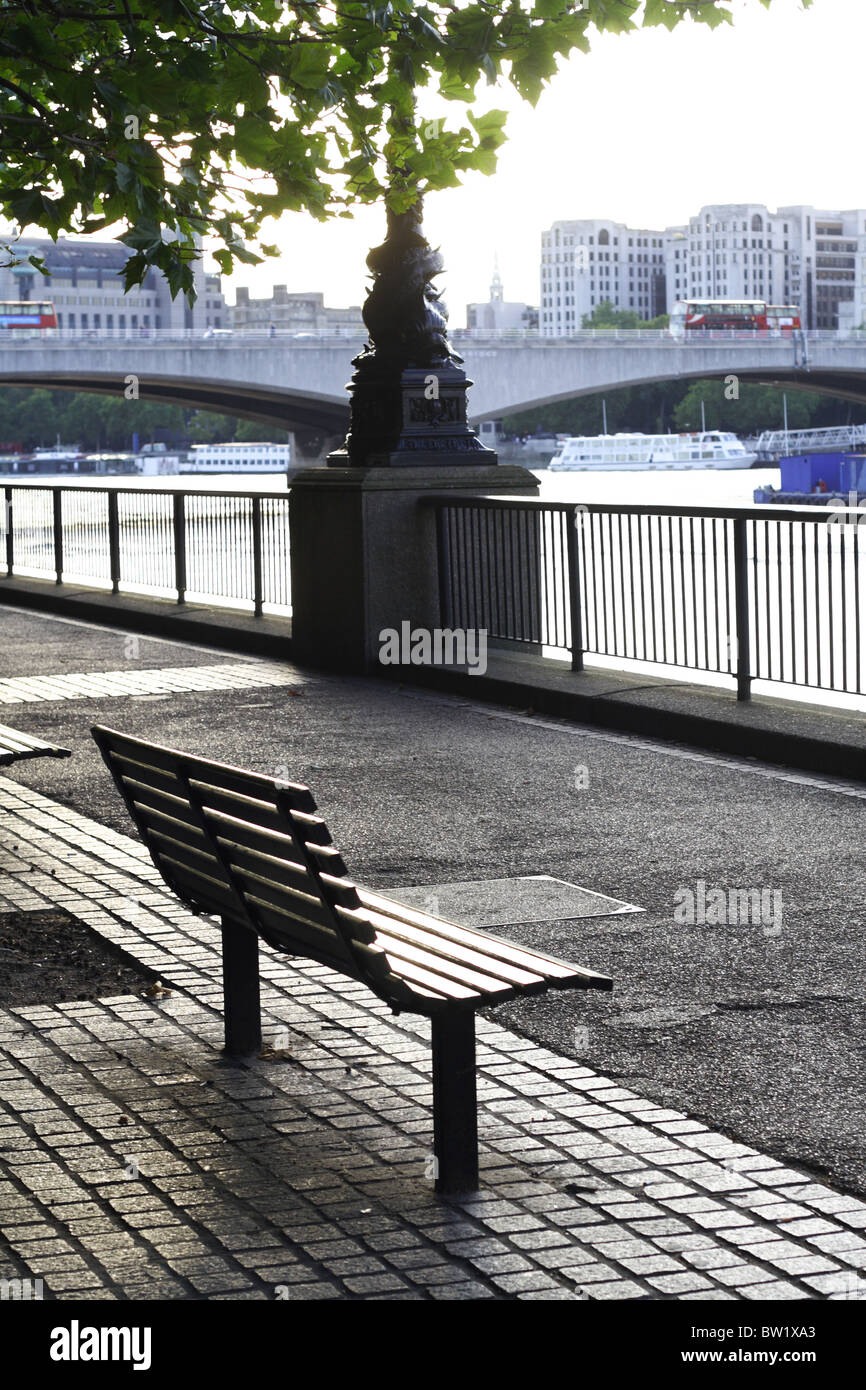 London bench river thames hi-res stock photography and images - Alamy
