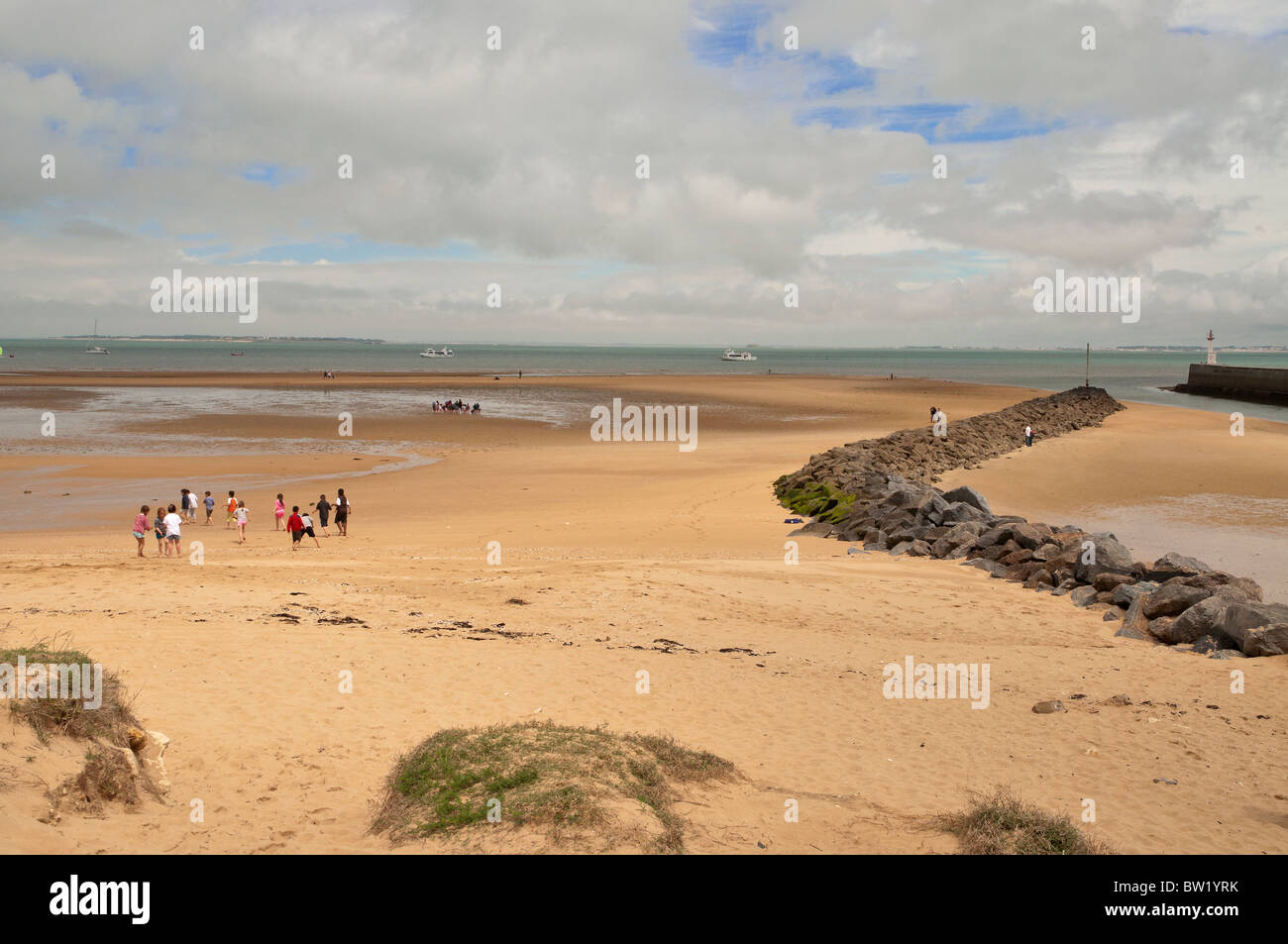 Beach at low tide in gray weather Stock Photo - Alamy