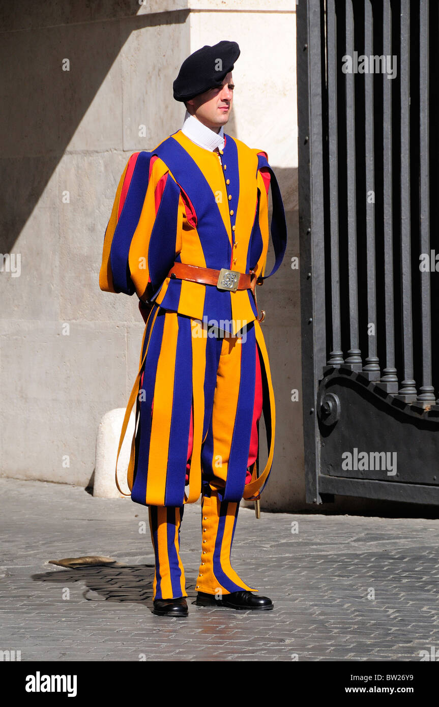 Swiss Guard, St Peter's Square, Vatican City Stock Photo - Alamy