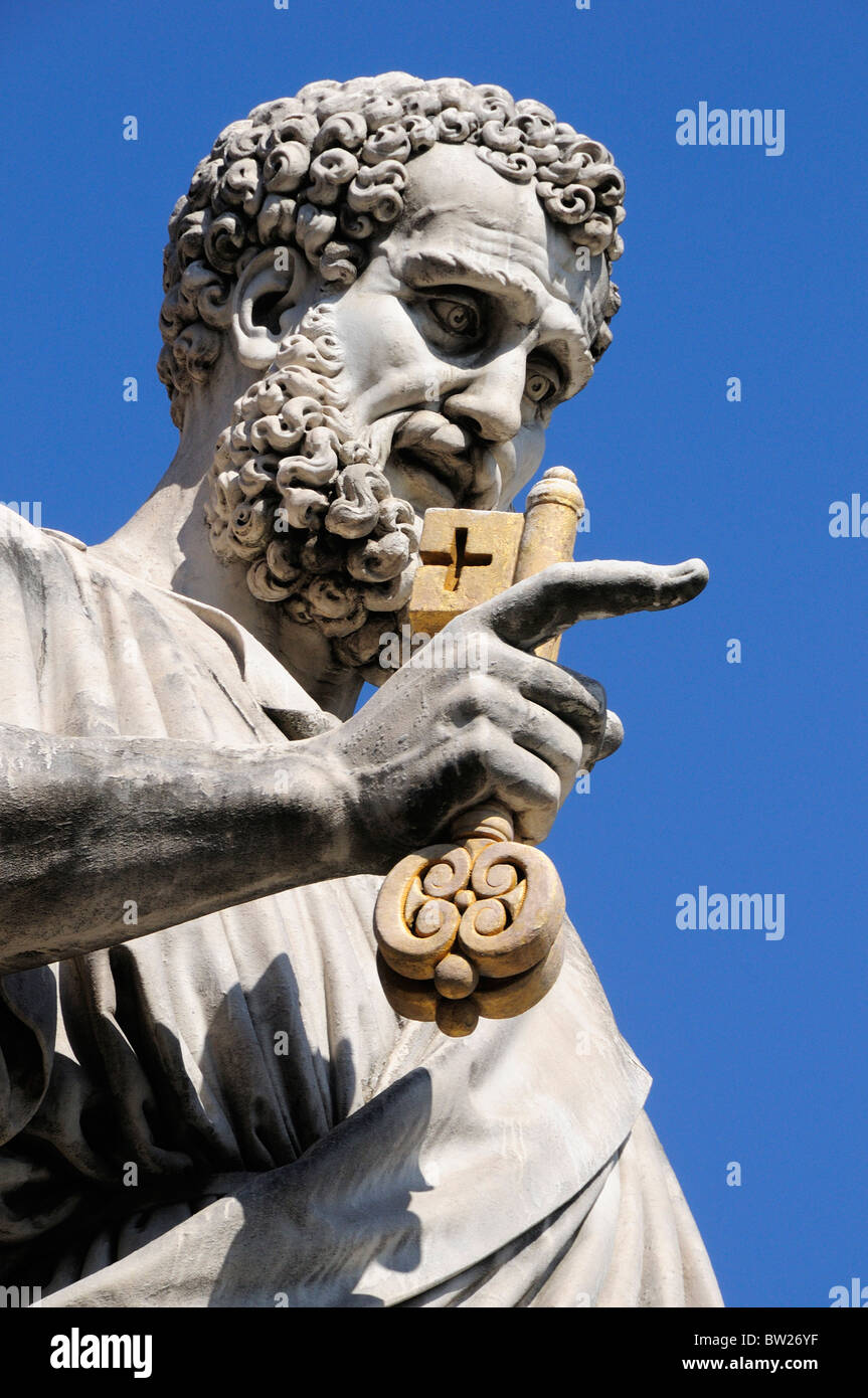 Statue of St Peter with key, St Peter's Square, Vatican City Stock ...
