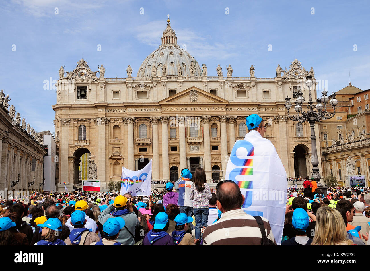 Crowds at mass with Pope Benedict, St Peter's Square, Vatican City ...