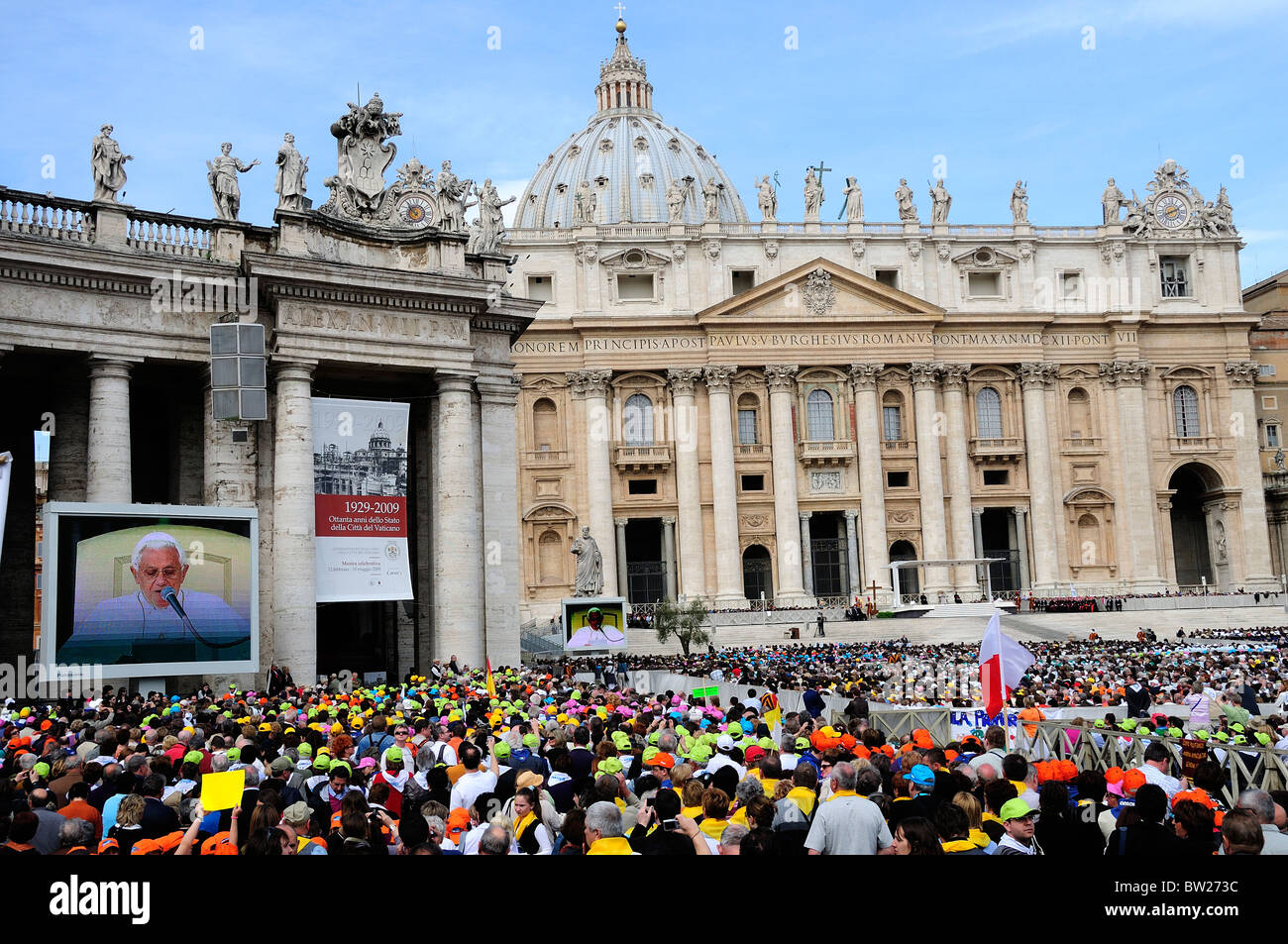 Crowds at mass with Pope Benedict, St Peter's Square, Vatican City ...