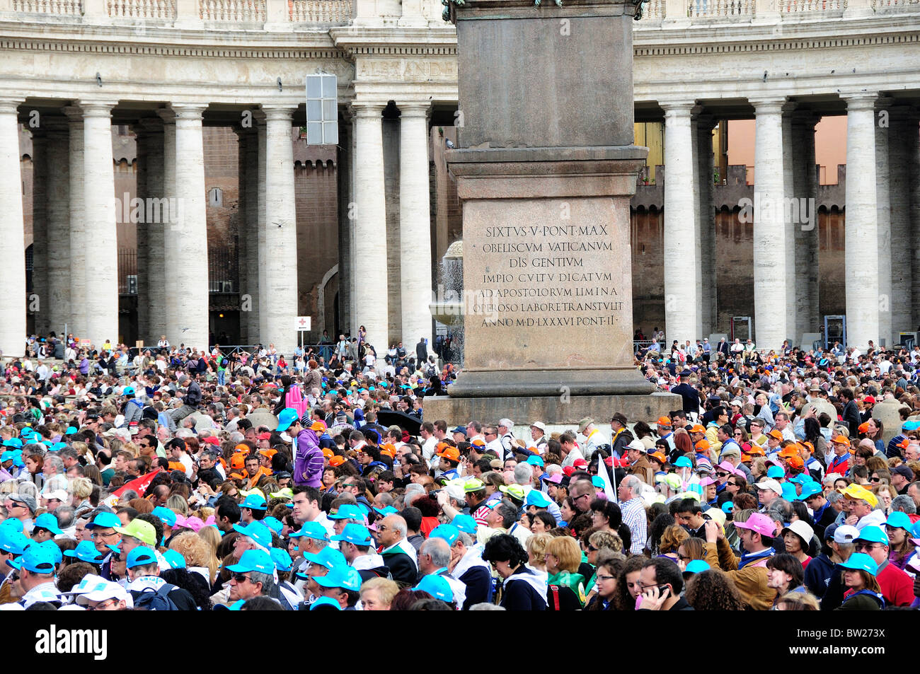 Crowds at mass with Pope Benedict, St Peter's Square, Vatican City ...