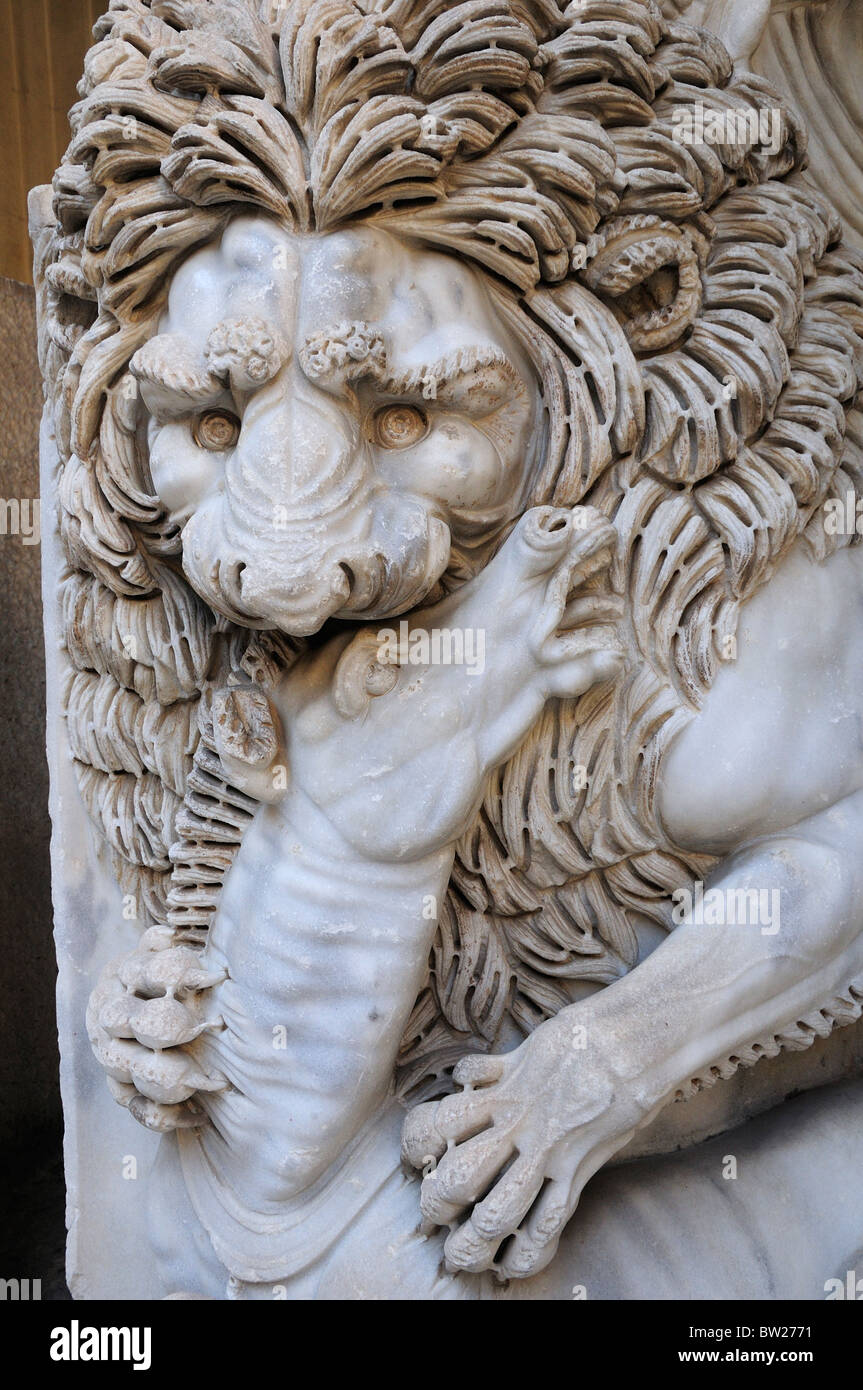 Lion sculpture, Octagonal courtyard, Vatican Museum Stock Photo - Alamy