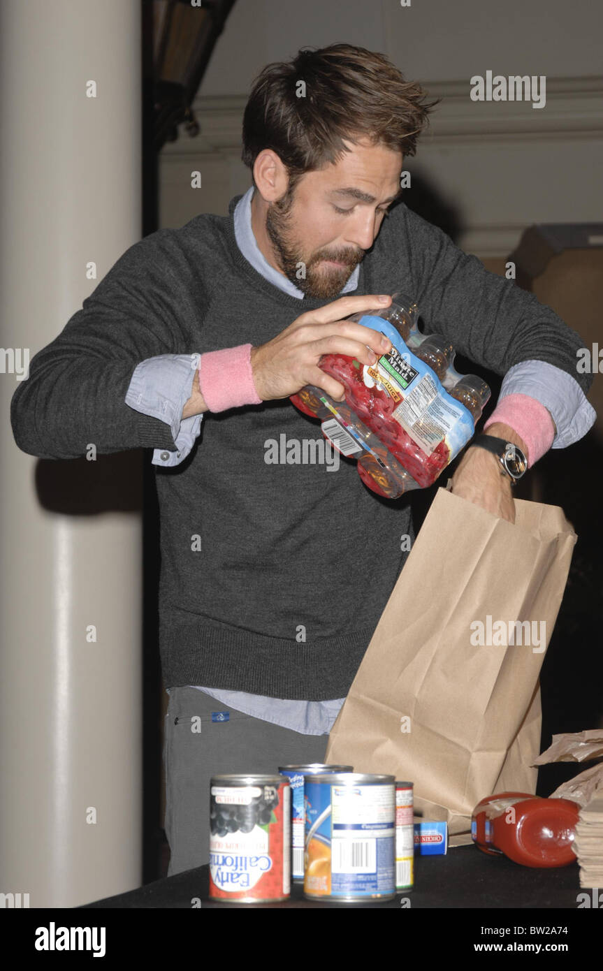 10 ITEMS OR LESS Celebrity Bagging Competition Stock Photo - Alamy