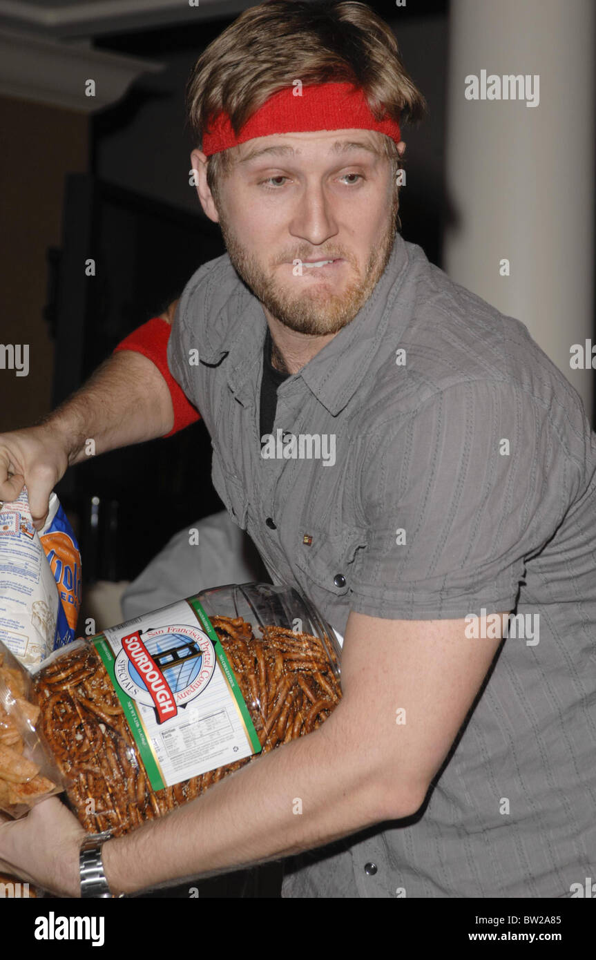 10 ITEMS OR LESS Celebrity Bagging Competition Stock Photo - Alamy