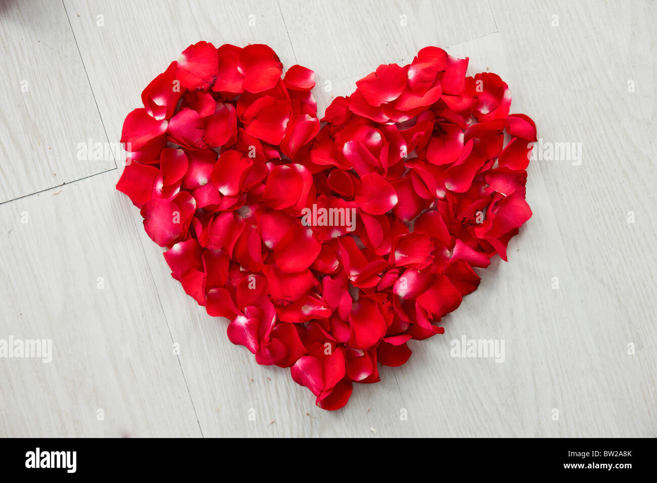 Red rose petals heart hi-res stock photography and images - Alamy