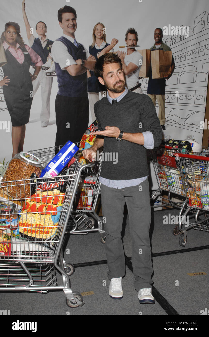 10 ITEMS OR LESS Celebrity Bagging Competition Stock Photo - Alamy