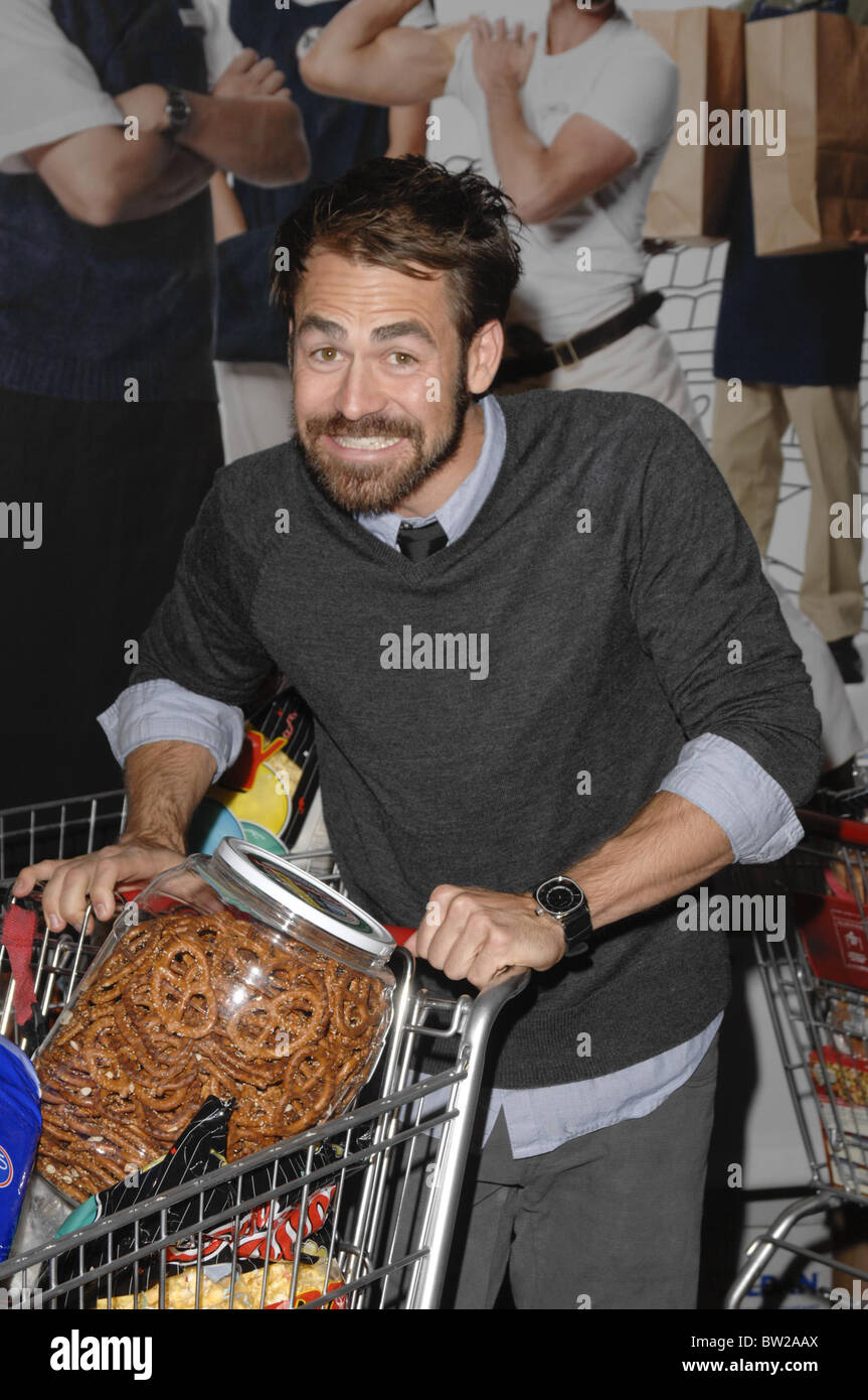 10 ITEMS OR LESS Celebrity Bagging Competition Stock Photo - Alamy