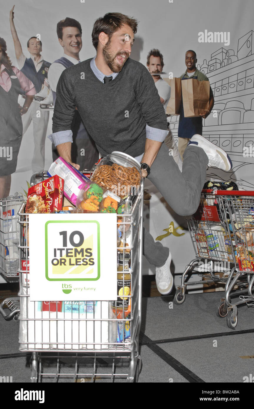 10 ITEMS OR LESS Celebrity Bagging Competition Stock Photo - Alamy