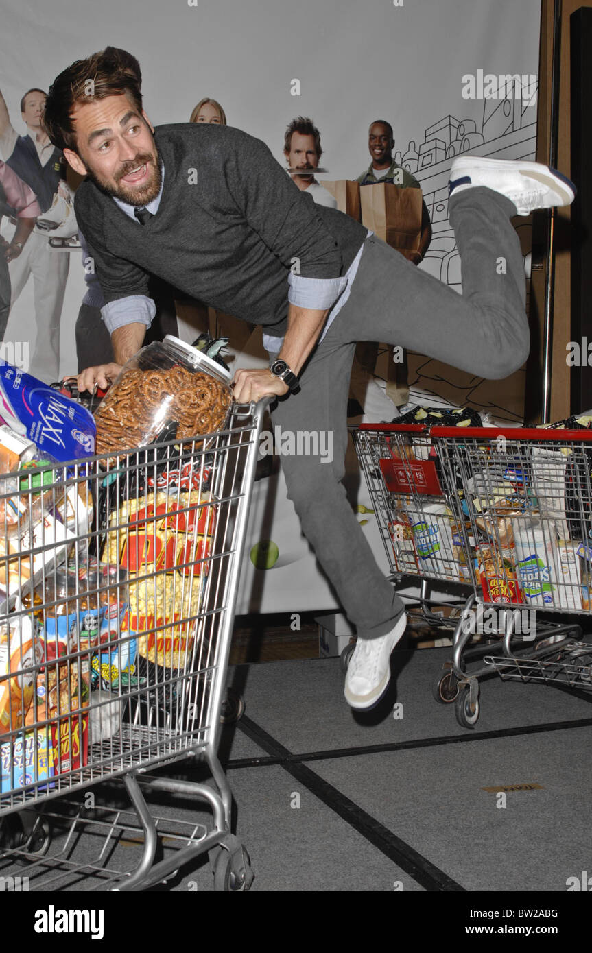 10 ITEMS OR LESS Celebrity Bagging Competition Stock Photo - Alamy