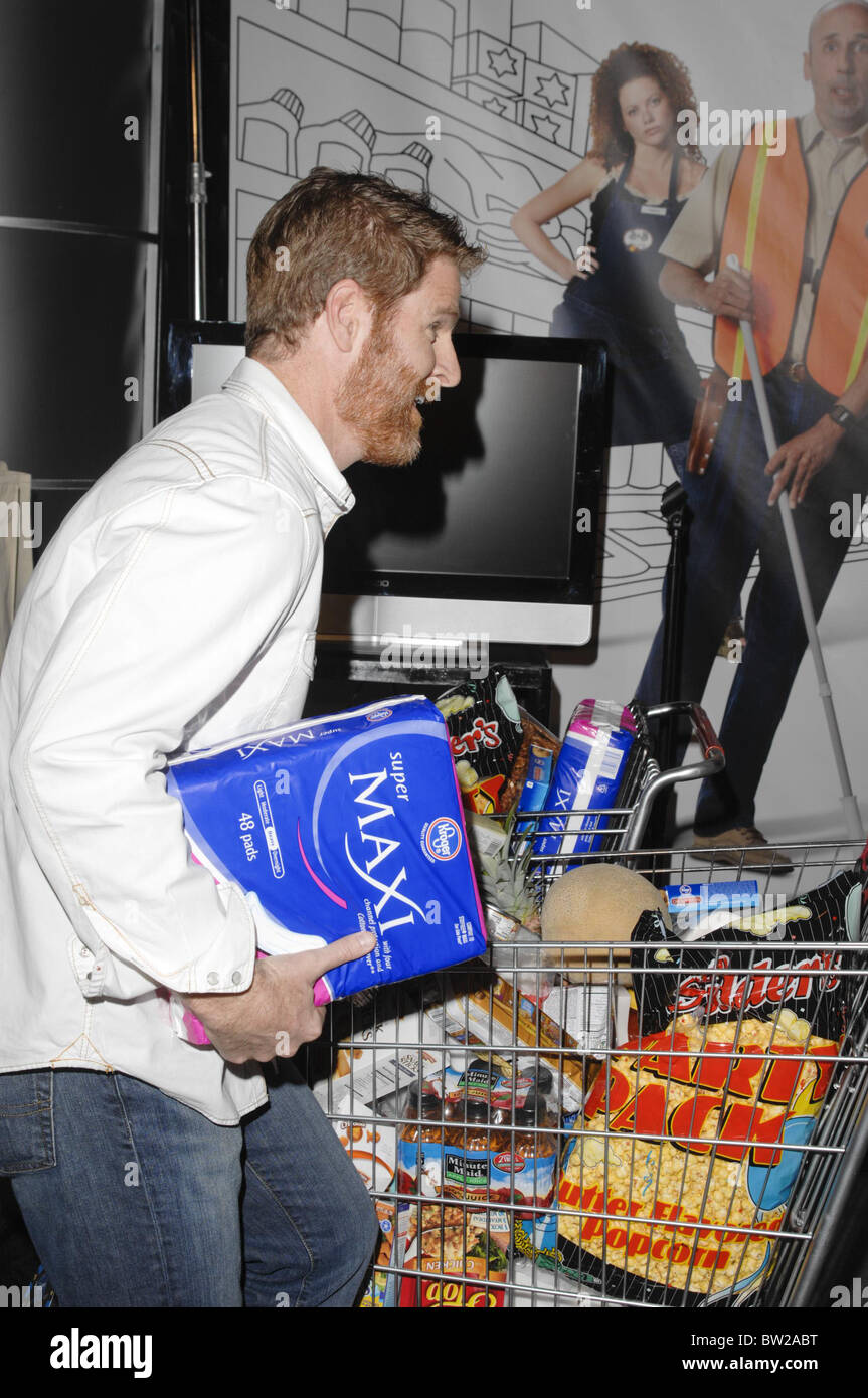 10 ITEMS OR LESS Celebrity Bagging Competition Stock Photo - Alamy