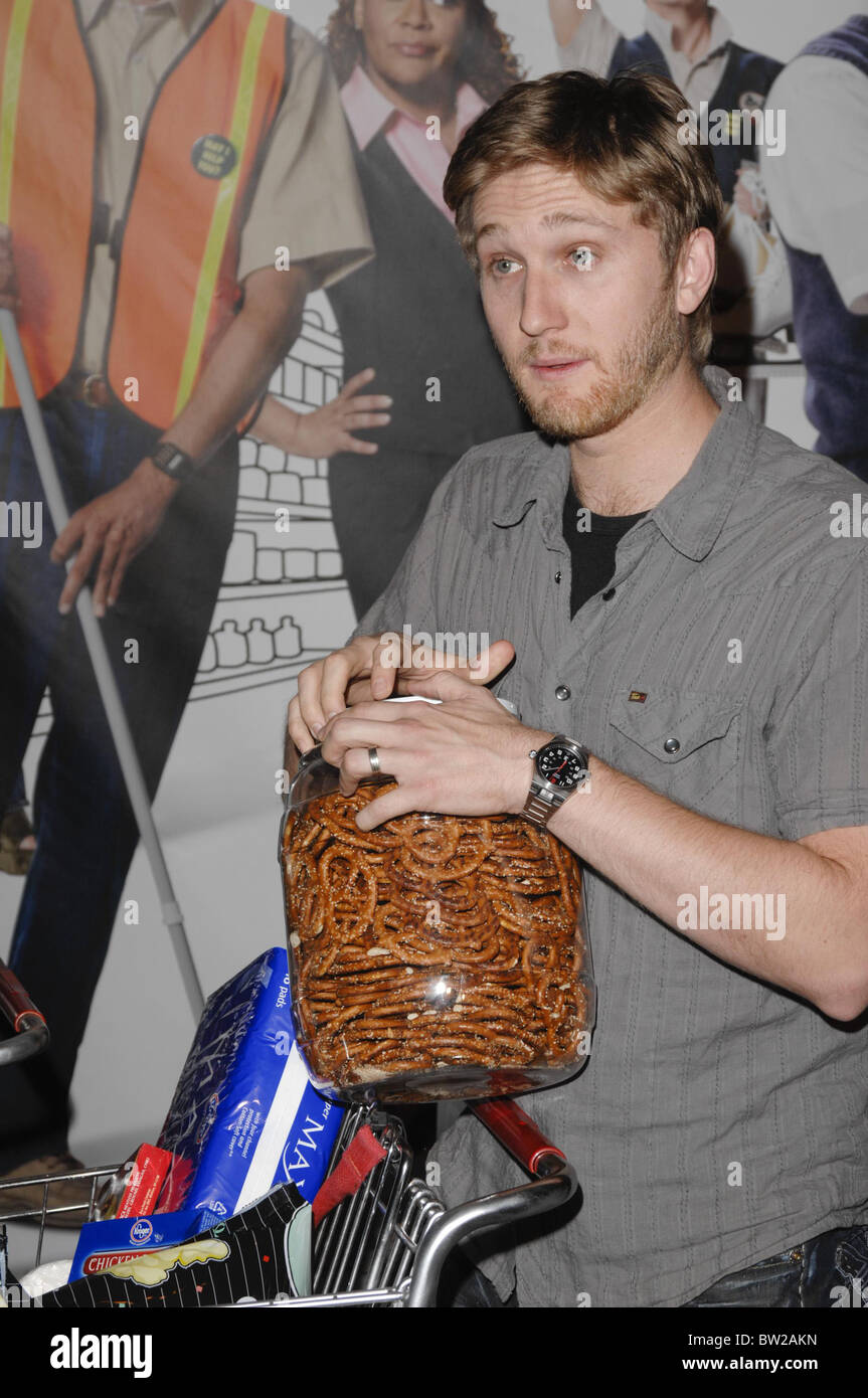 10 ITEMS OR LESS Celebrity Bagging Competition Stock Photo - Alamy