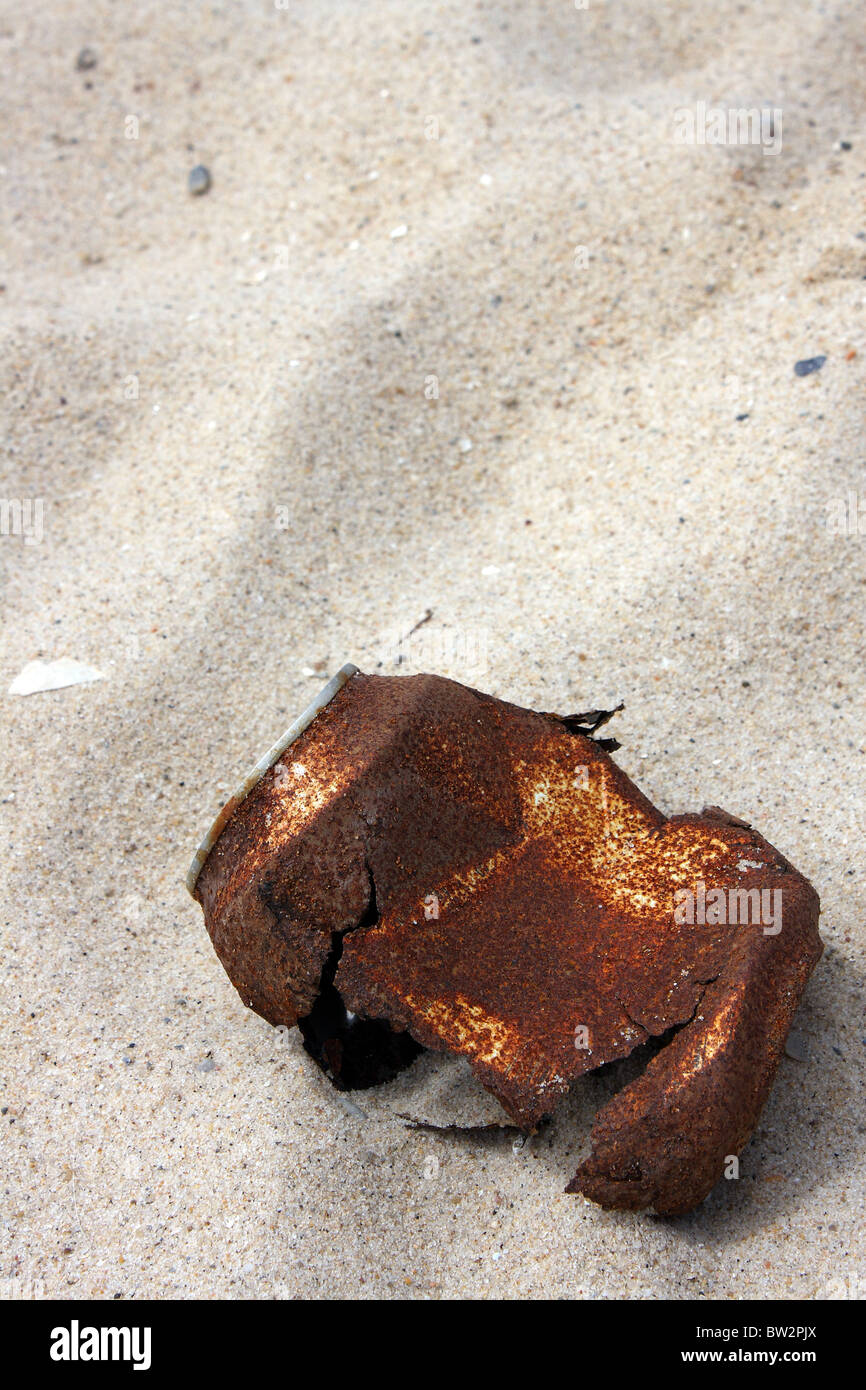 A rusty of pop can littering the sandy beach Stock Photo - Alamy