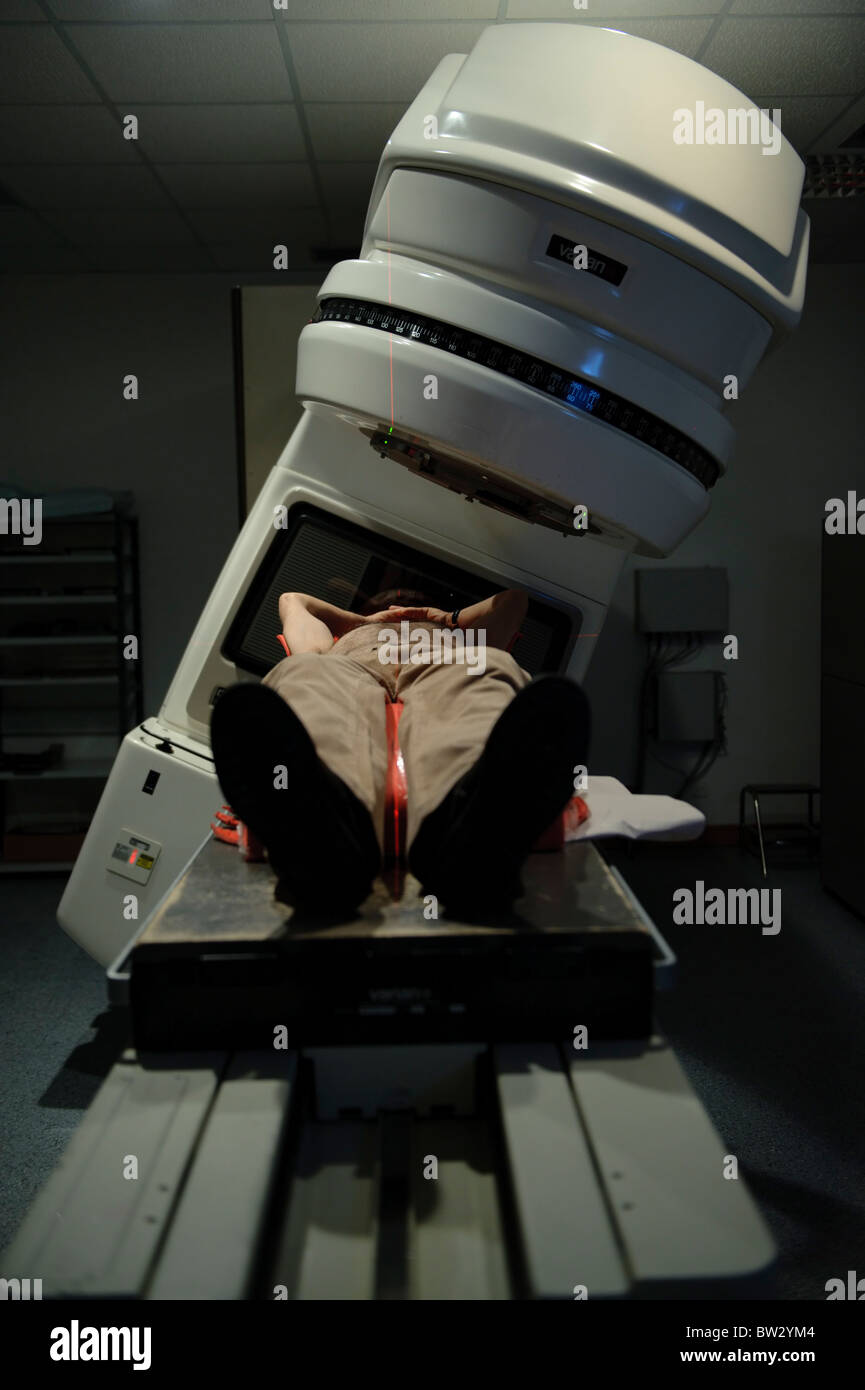 Radiotherapy machine hi-res stock photography and images - Alamy