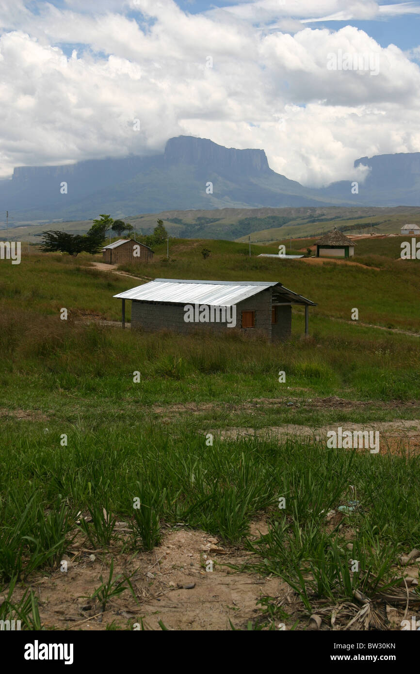 Hiking path towards Mount Roraima in Venezuela Stock Photo - Alamy