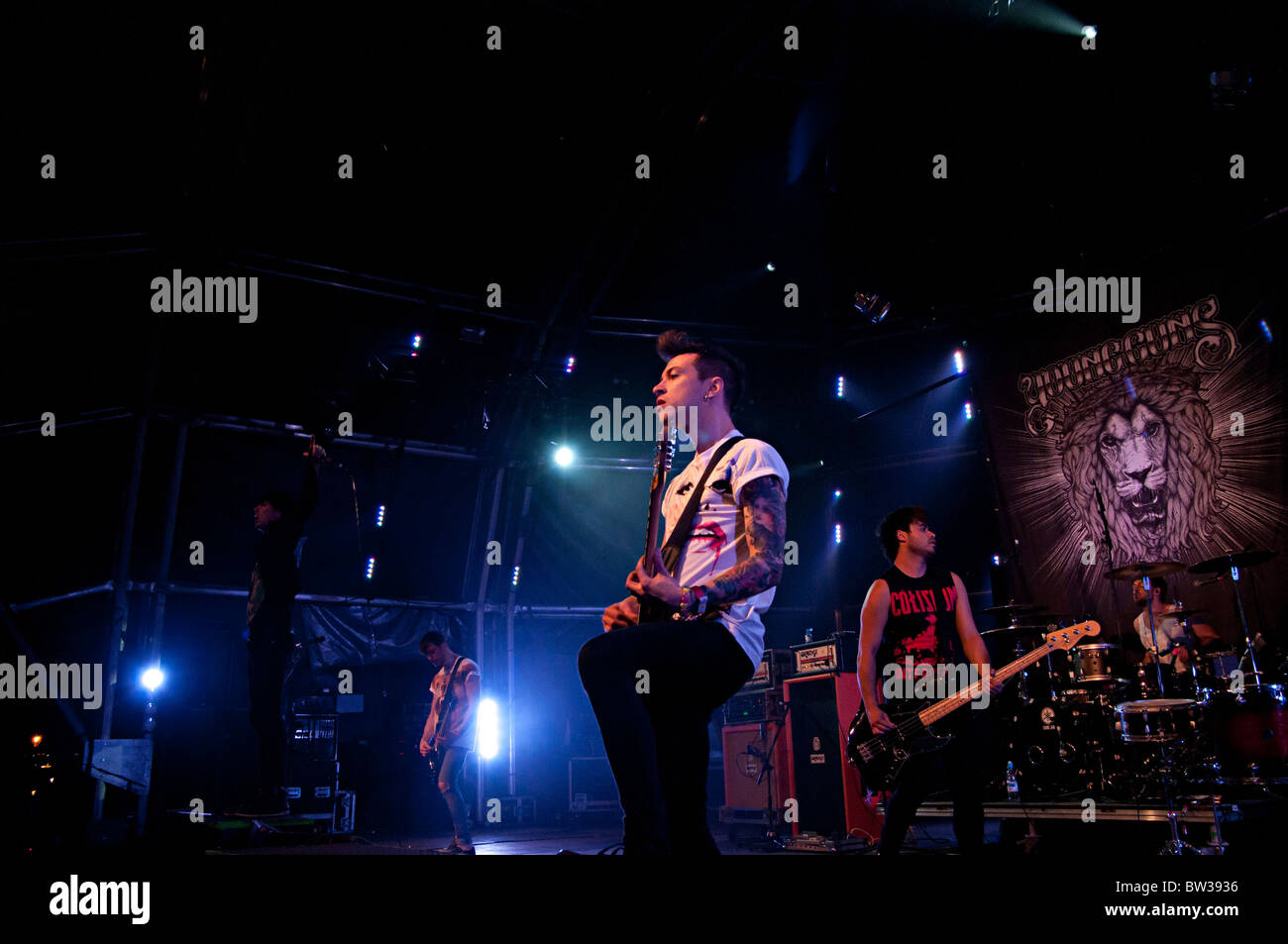 Fraser Taylor guitarist from the young guns playing at artsfest ...