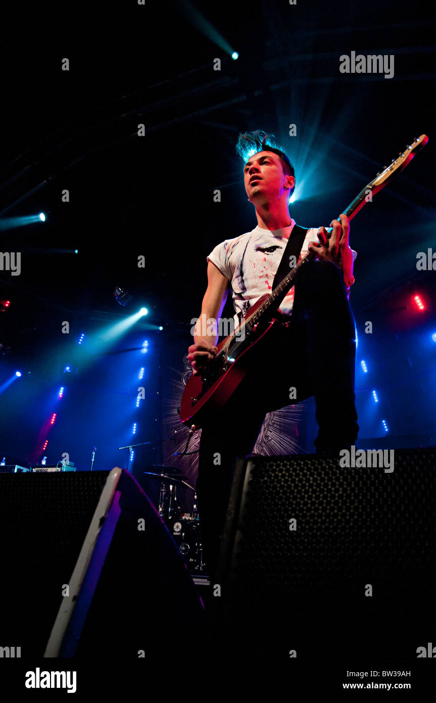 Fraser Taylor guitarist from the young guns playing at artsfest ...