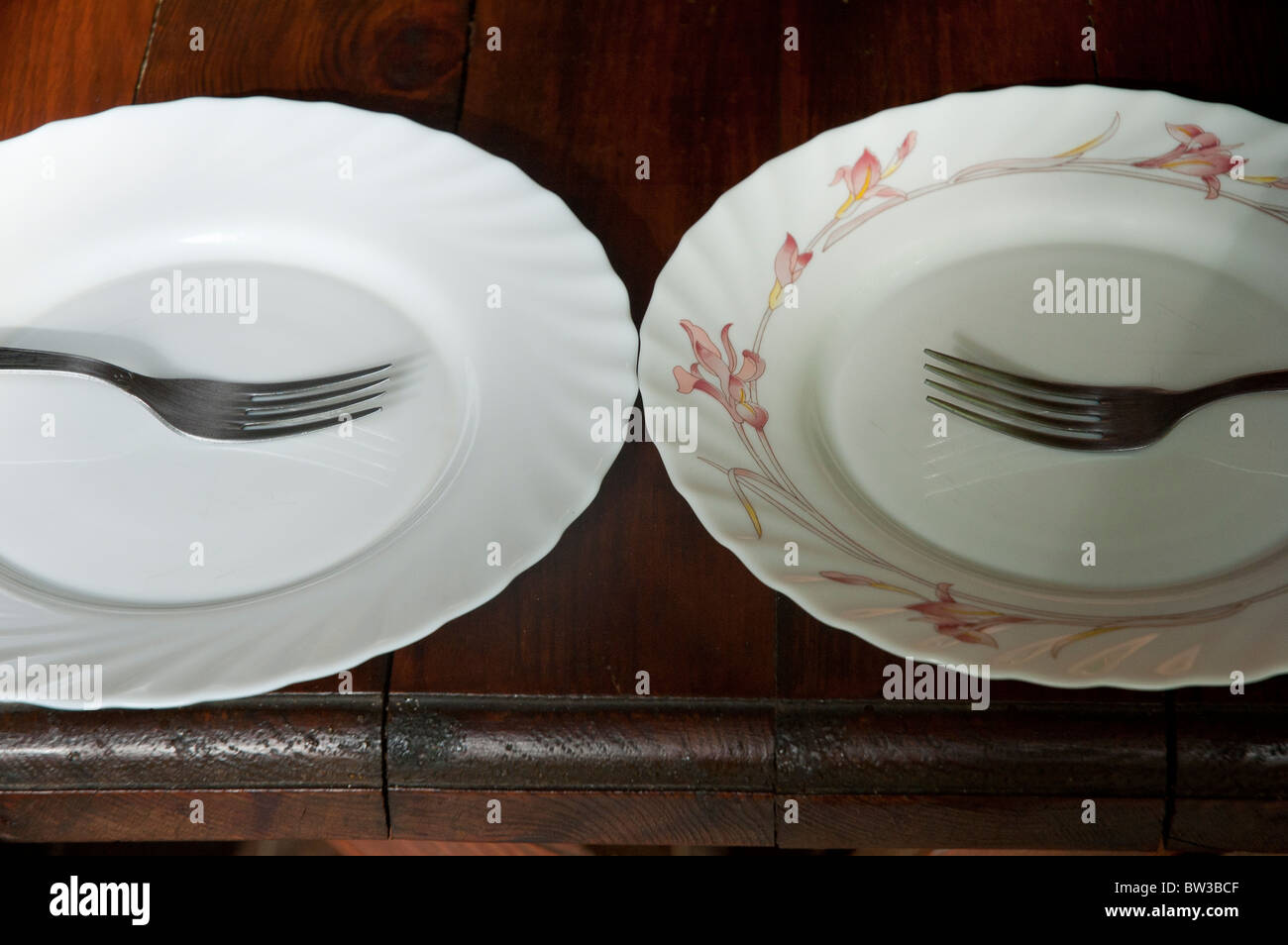 Two circular plates hi-res stock photography and images - Alamy