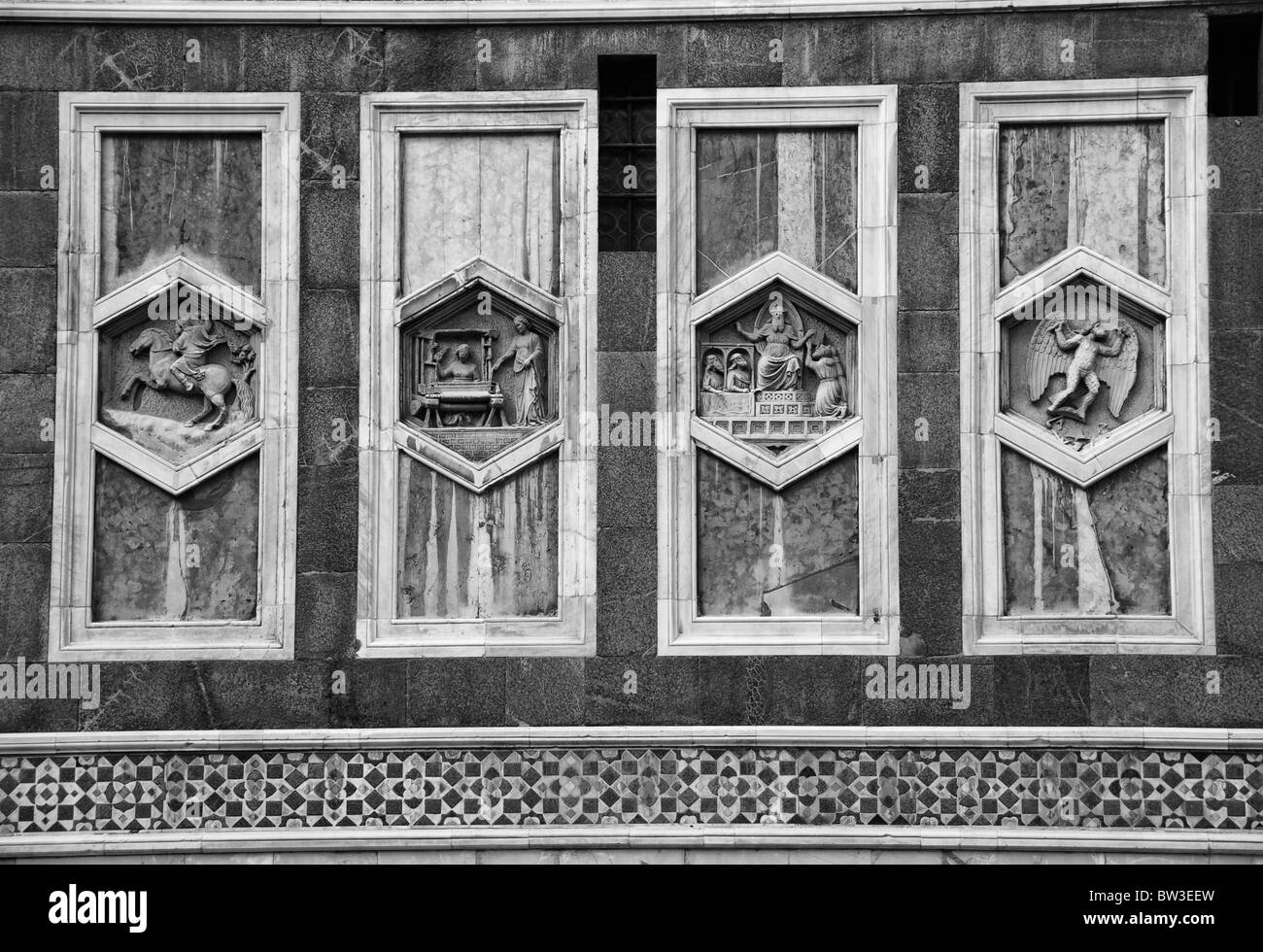 Sculpture architectural detail in Black and White Stock Photos & Images ...