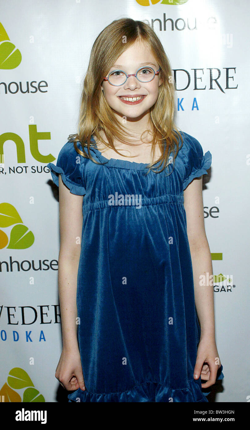 Elle fanning phoebe in wonderland hi-res stock photography and images ...