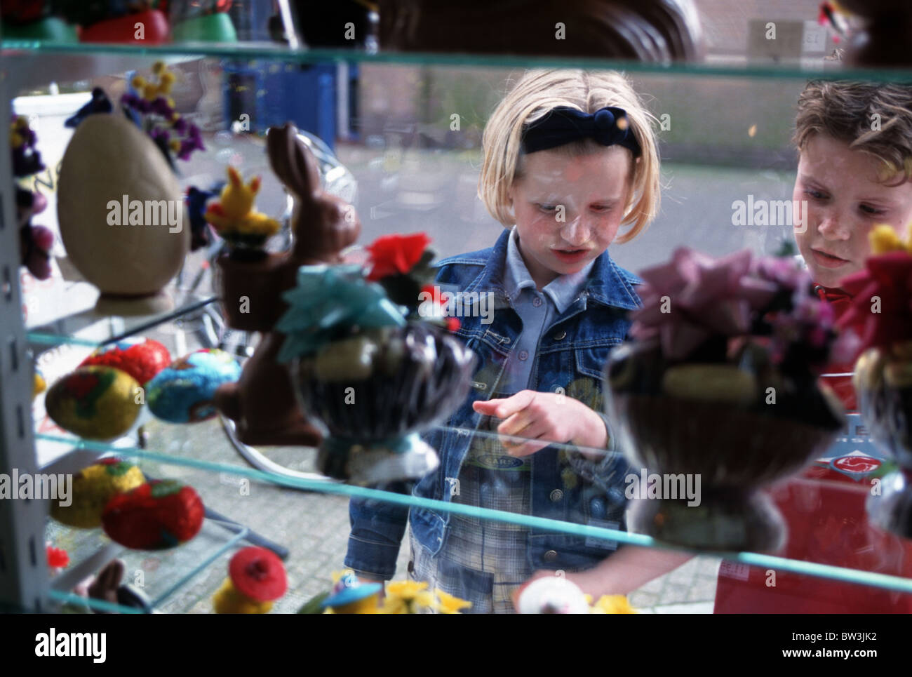 Easter eggs window display hi-res stock photography and images - Alamy