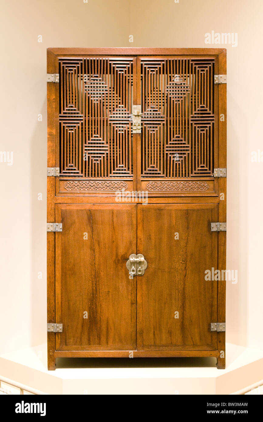 Cabinet - China, Qing dynasty, 17th century - Jichimu wood (chicken ...