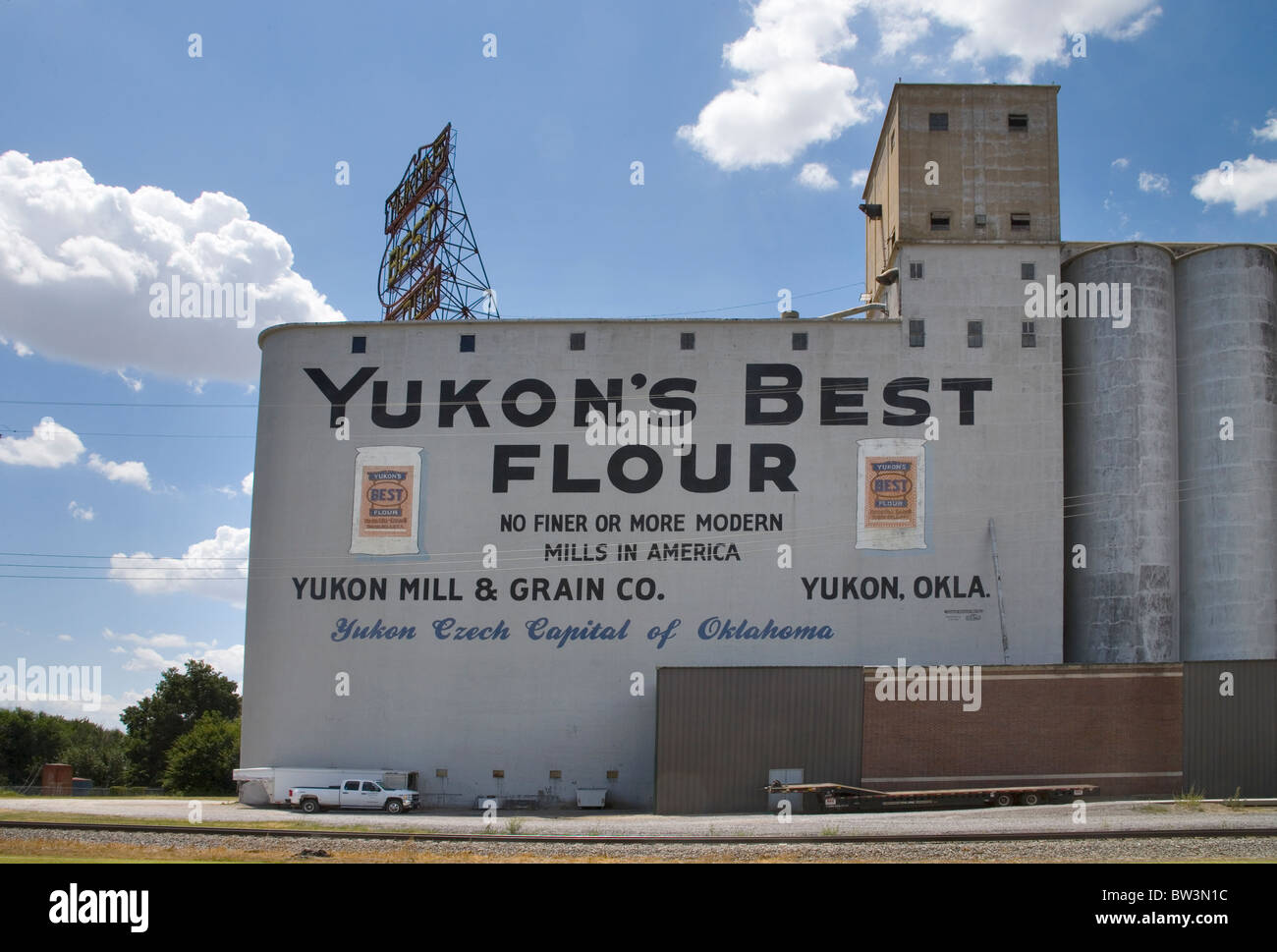 yukon grain silos on route 66 oklahoma Stock Photo - Alamy