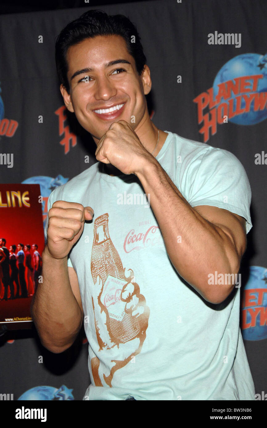 Mario Lopez Promotes KNOCKOUT FITNESS Book with Handprint Ceremony ...