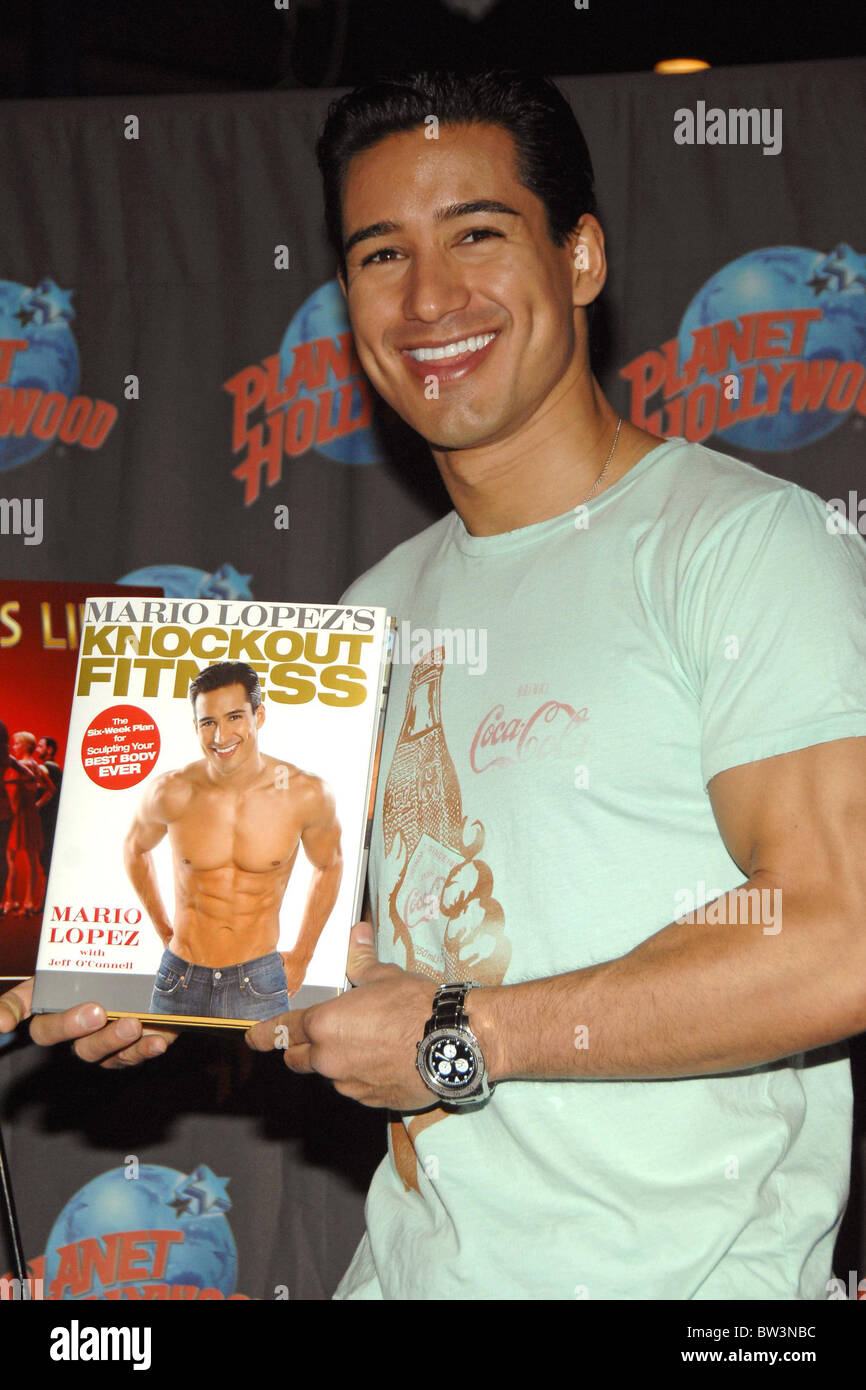 Mario Lopez Promotes KNOCKOUT FITNESS Book with Handprint Ceremony ...