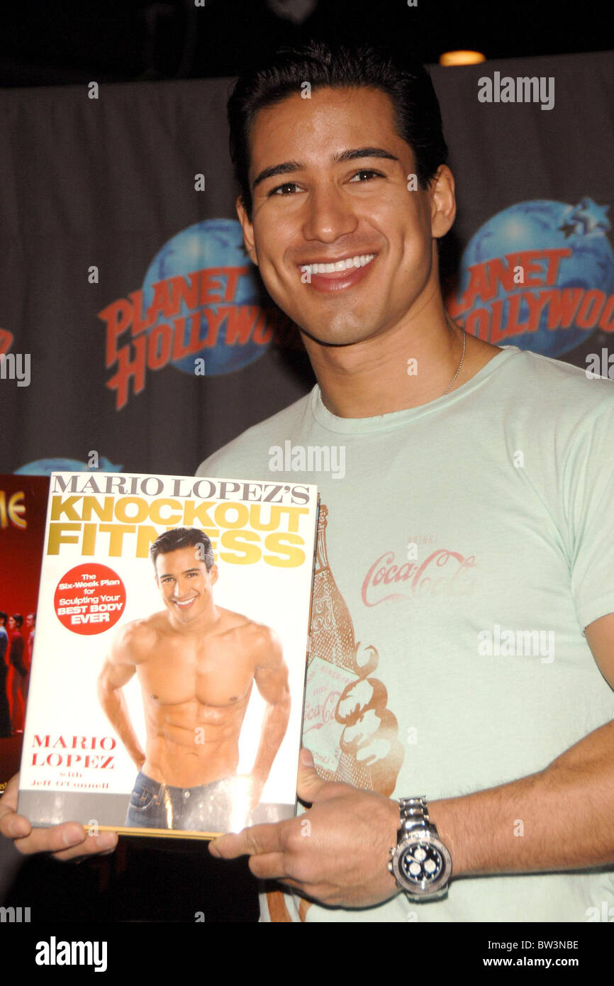 Mario Lopez Promotes KNOCKOUT FITNESS Book with Handprint Ceremony ...