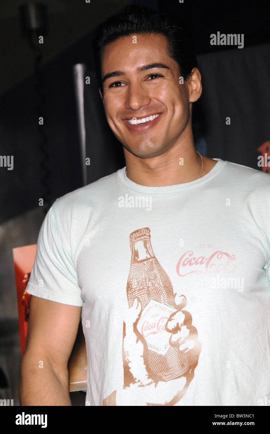 Mario Lopez Promotes KNOCKOUT FITNESS Book with Handprint Ceremony ...