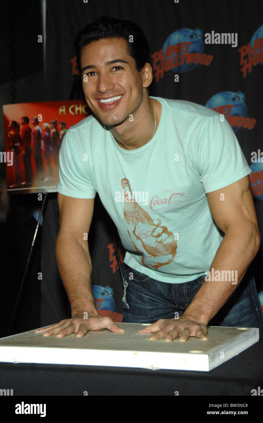 Mario Lopez Promotes KNOCKOUT FITNESS Book with Handprint Ceremony ...