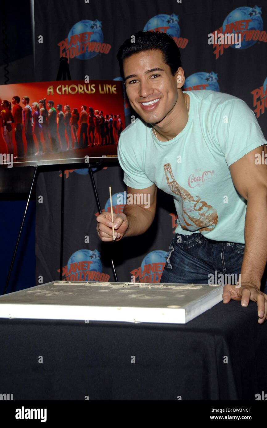 Mario Lopez Promotes KNOCKOUT FITNESS Book with Handprint Ceremony ...