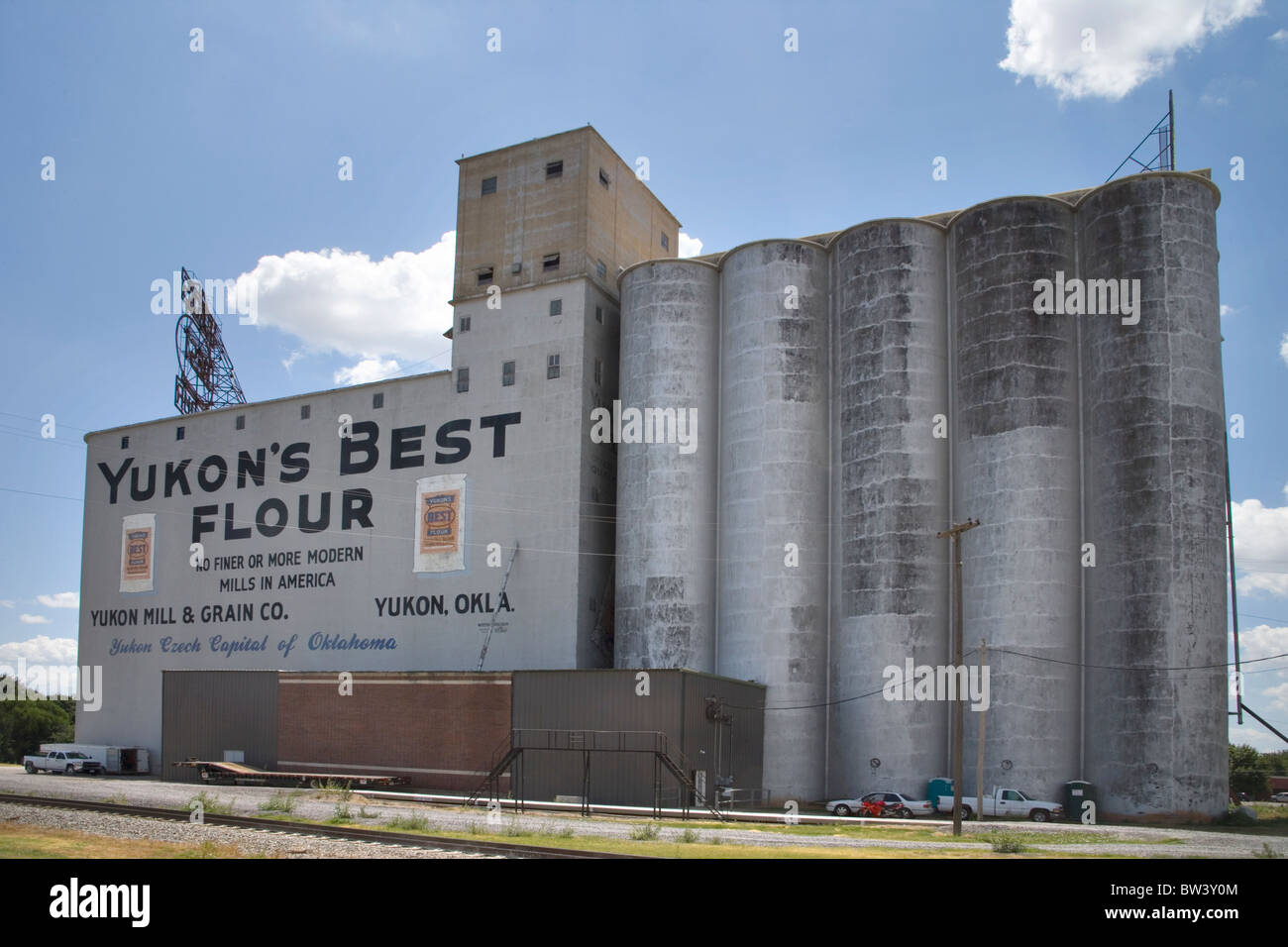 yukon grain silos on route 66 oklahoma Stock Photo - Alamy