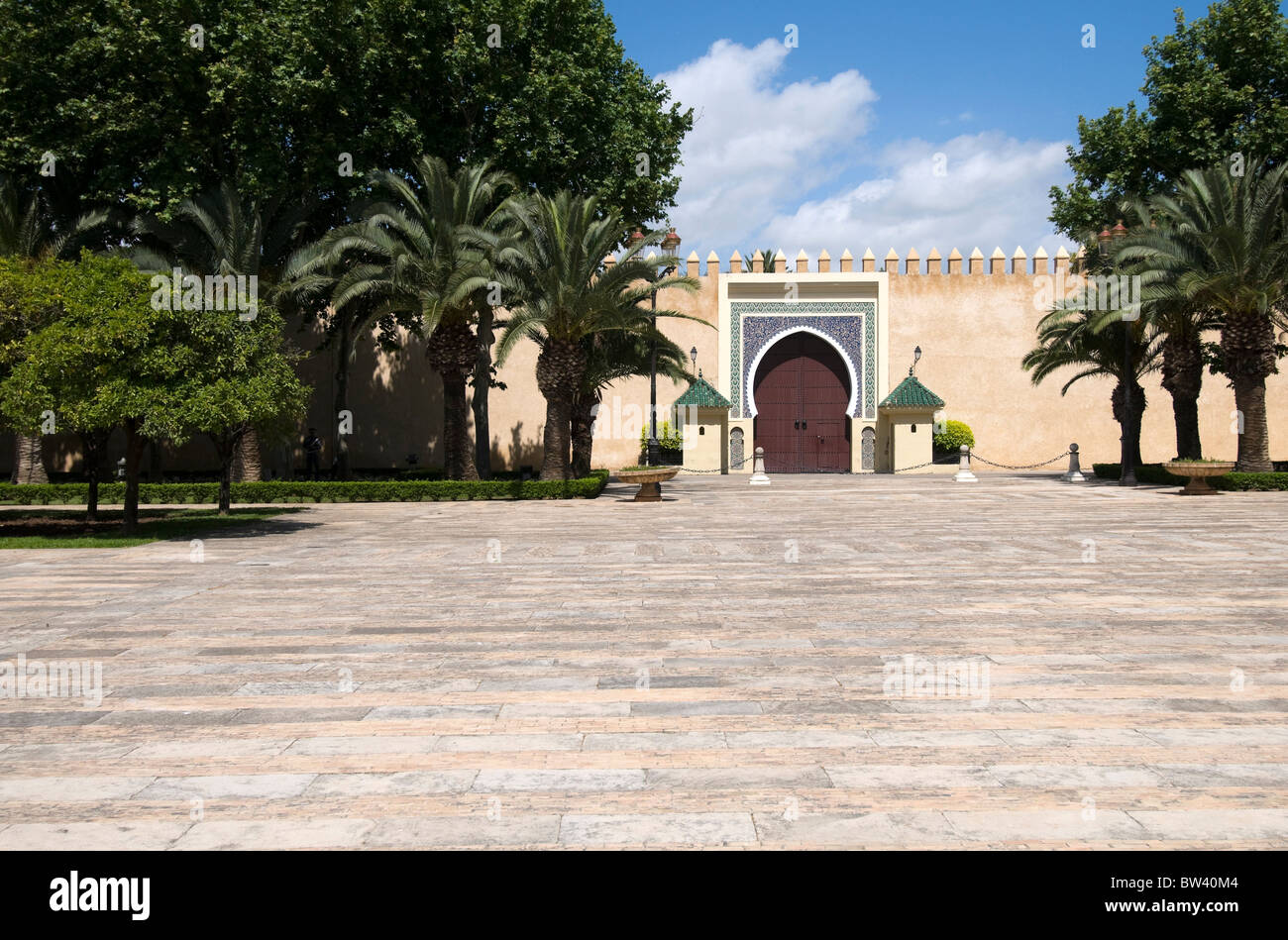 Entrance gate palm trees hi-res stock photography and images - Alamy