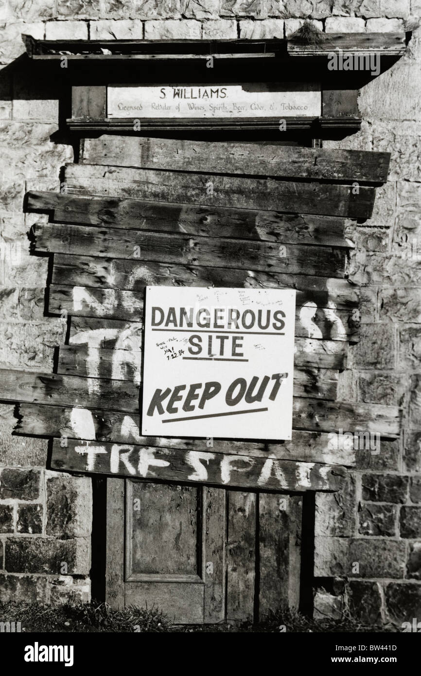 Closed and boarded up front door with KEEP OUT sign Red Lion pub in ...