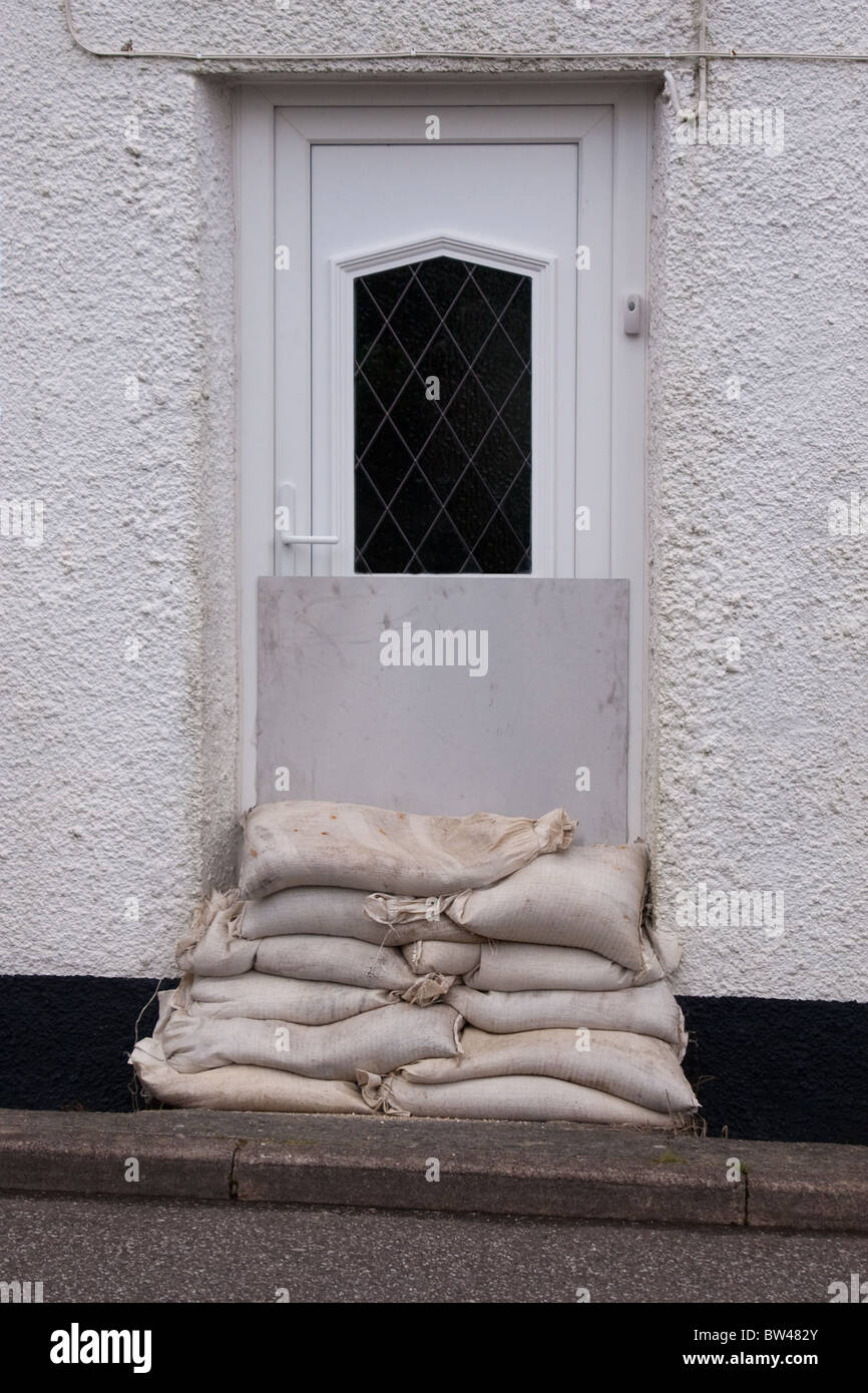 Sandbag barrier hi-res stock photography and images - Alamy