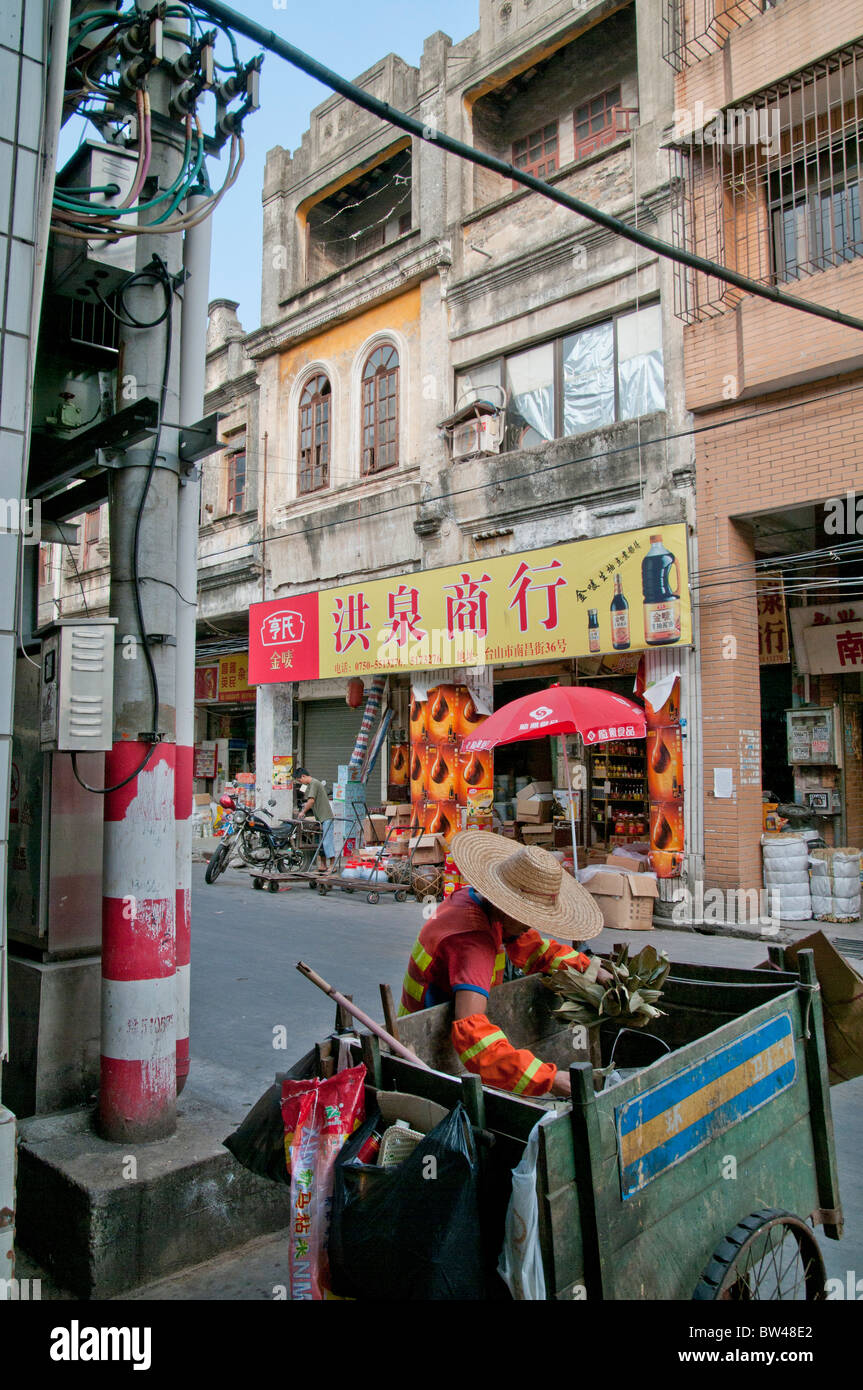 CHINA. MIGRANT WORKER CLEANING STREETS IN OLD TOWN OF GUANGZHOU Stock ...
