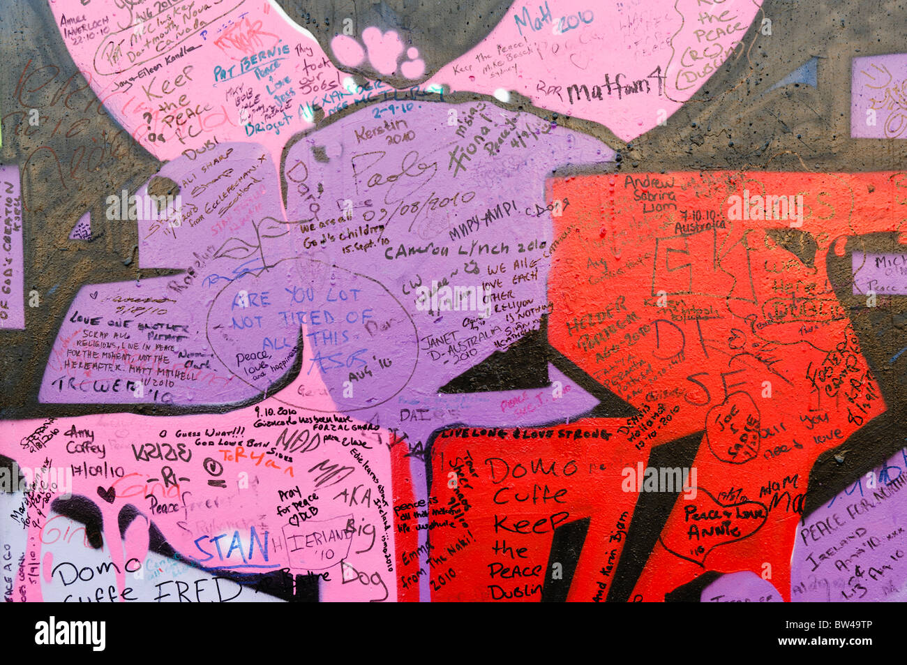 Messages written by tourists on a Peace Wall in Belfast Stock Photo - Alamy