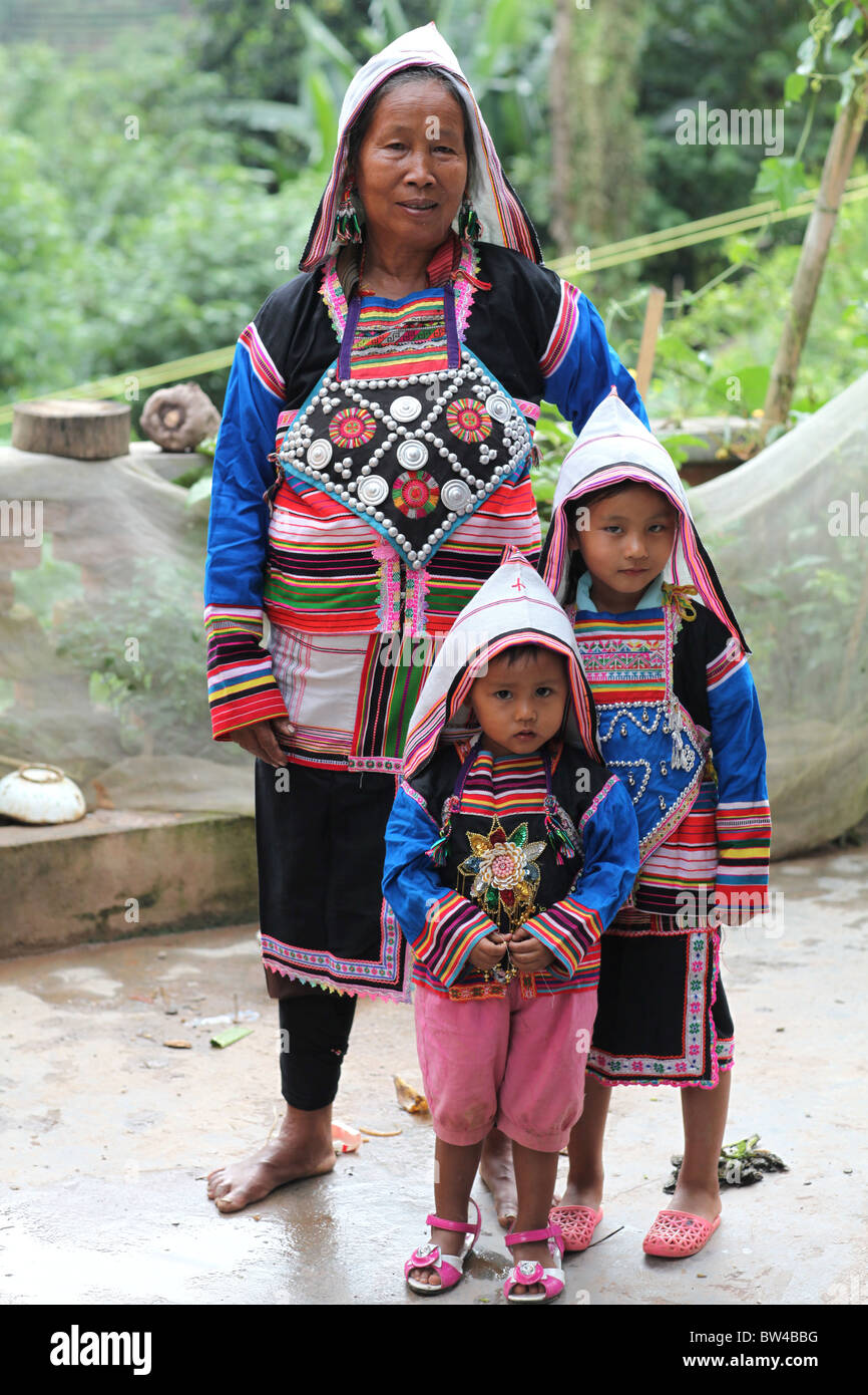 Clothing village yunnan hi-res stock photography and images - Alamy