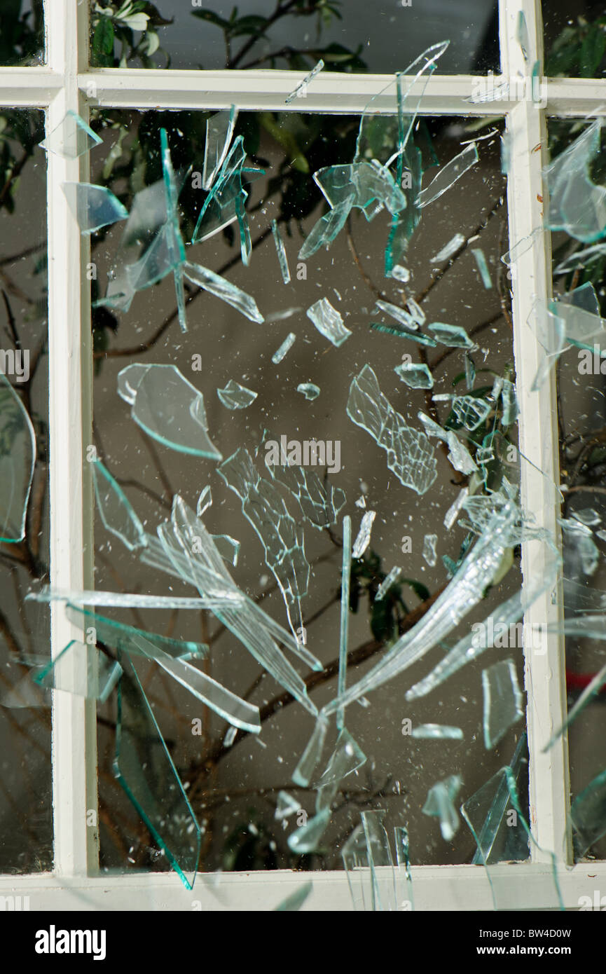 Smashing glass hi-res stock photography and images - Alamy