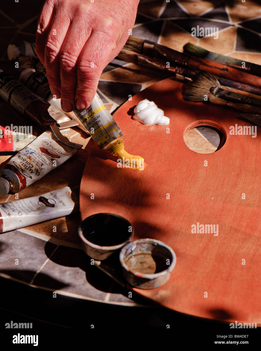 Artist mixing paint Stock Photo - Alamy