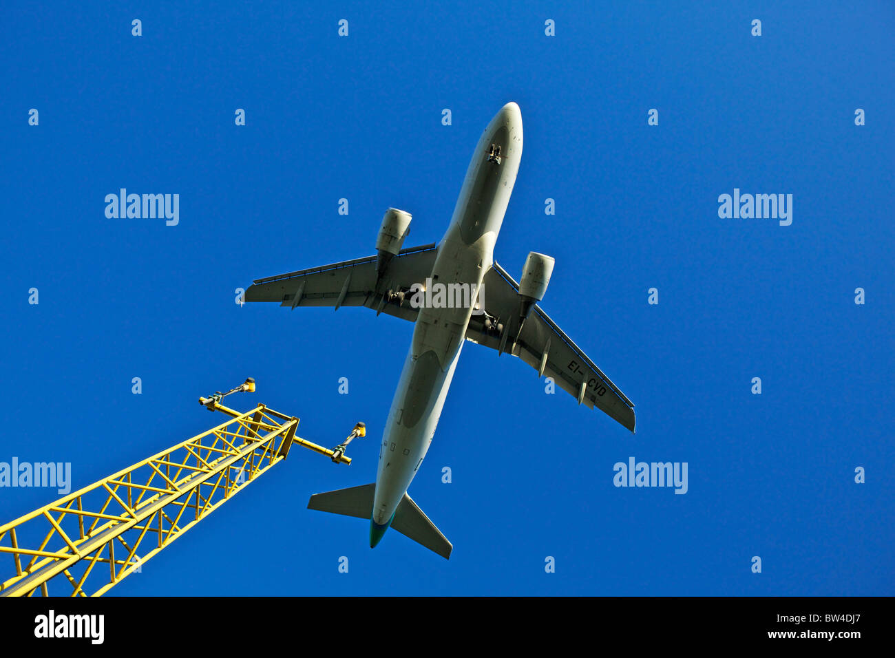 Blue plane landing hi-res stock photography and images - Alamy