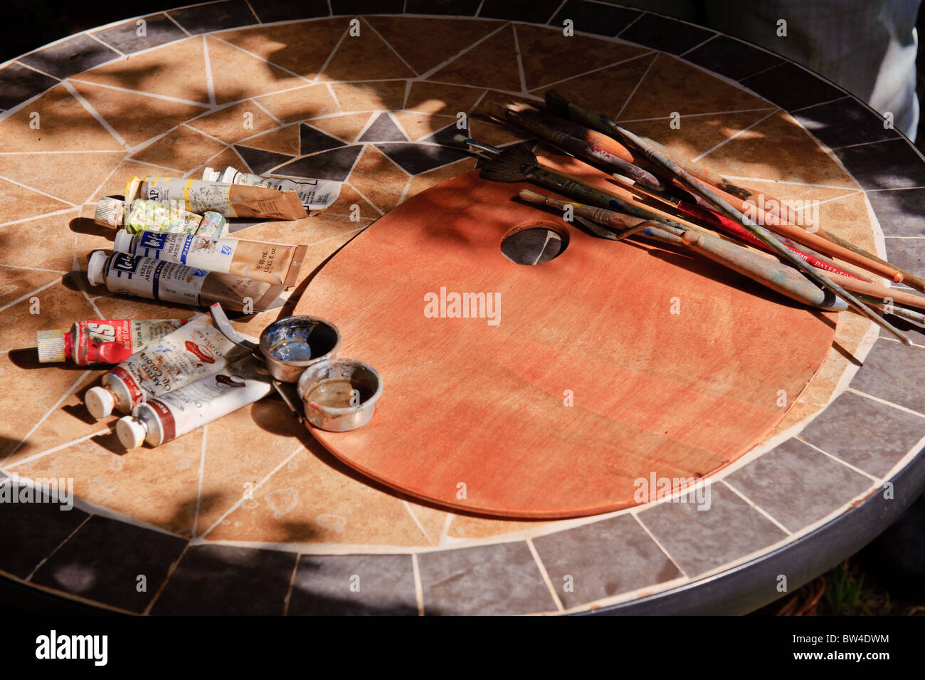 Artist mixing paint Stock Photo - Alamy