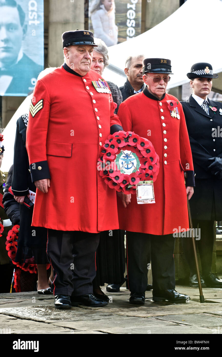 Remembrance Sunday memorial, Oldham Stock Photo - Alamy